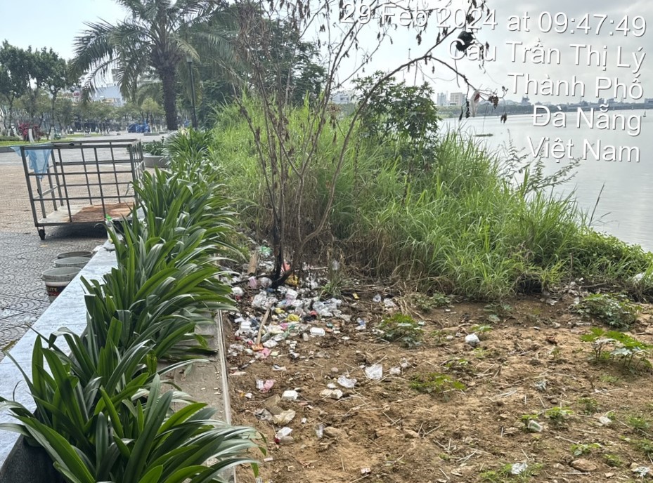 Bãi đất đá, xà bần “ngang nhiên” nằm sát sông Hàn