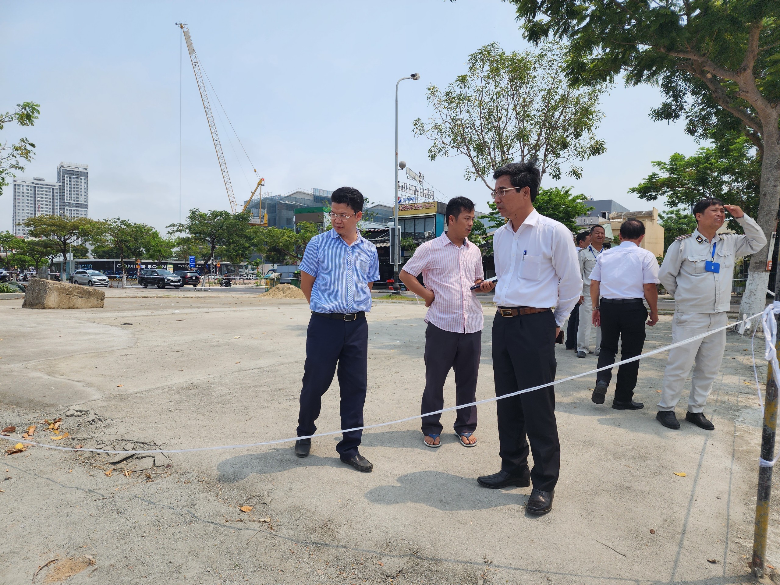 Bãi đất đá, xà bần “ngang nhiên” nằm sát sông Hàn