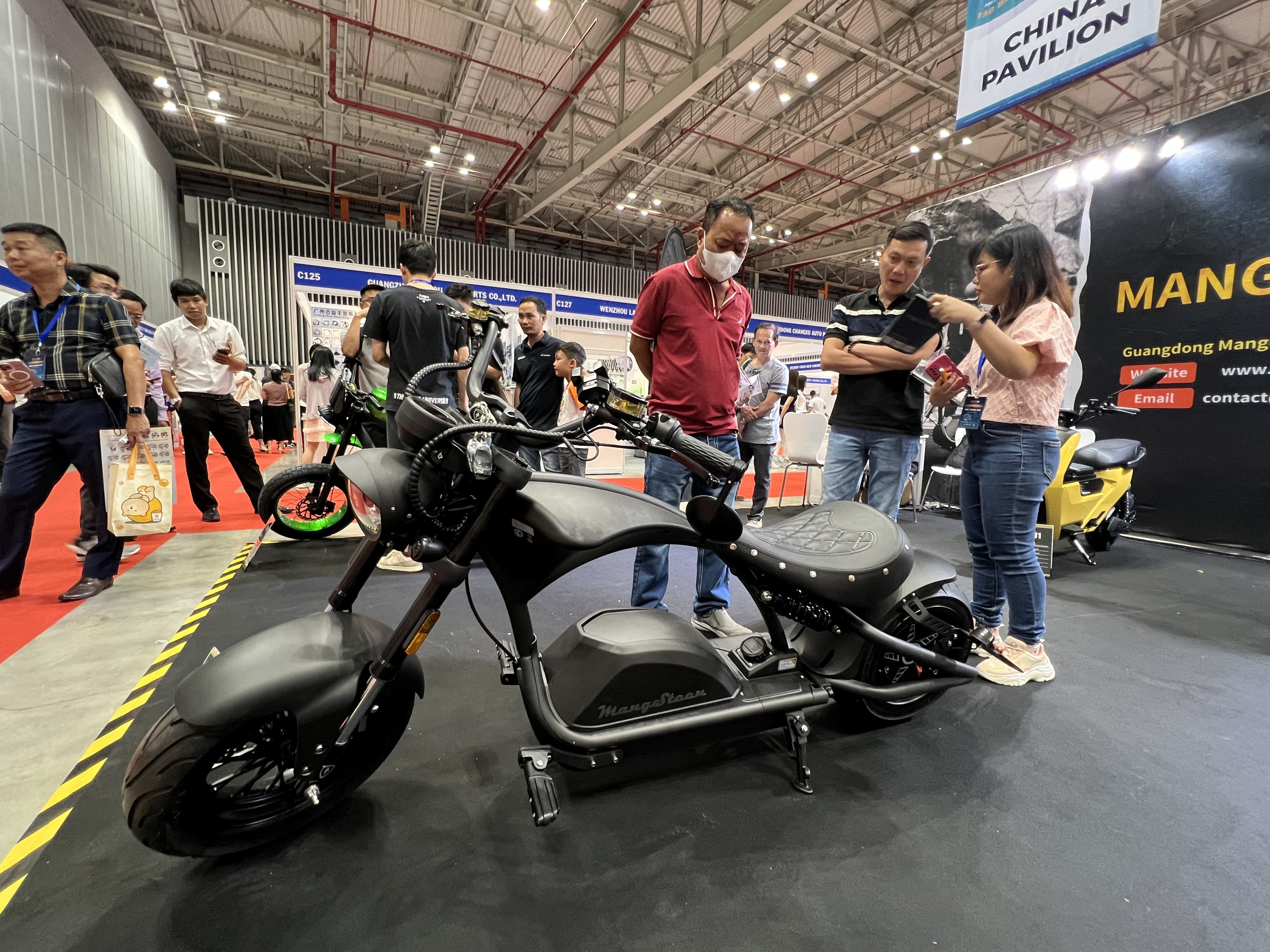 Bất ngờ với hình ảnh và giá xe máy điện tại 1 triển lãm ở TP HCM