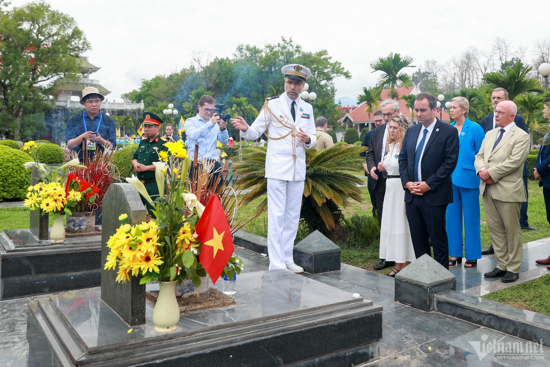 Bộ trưởng Quân đội Pháp lắng nghe giới thiệu về liệt sĩ Bế Văn Đàn, Tô ...