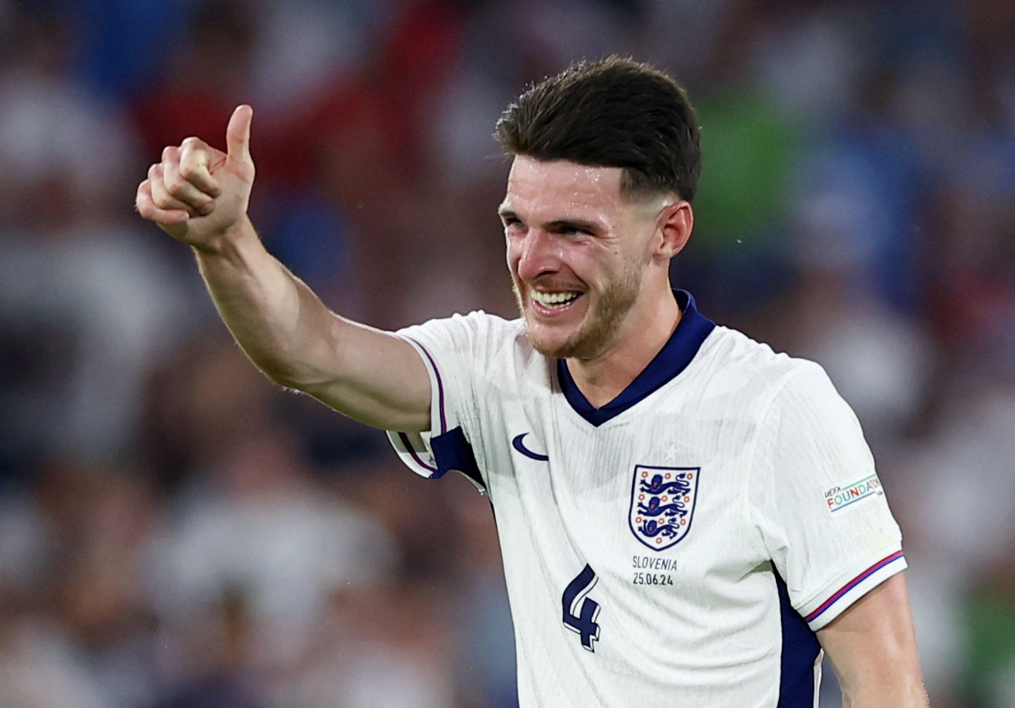 Tuyển Anh bị ném vật lạ, mất điểm thê thảm sau trận hòa nhạt với Slovenia