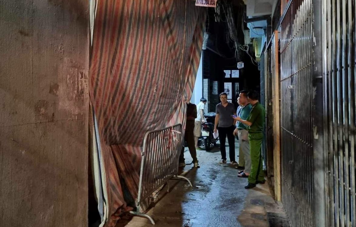 Được thuê phá dỡ, 2 anh em ruột bị tường đổ đè thương vong