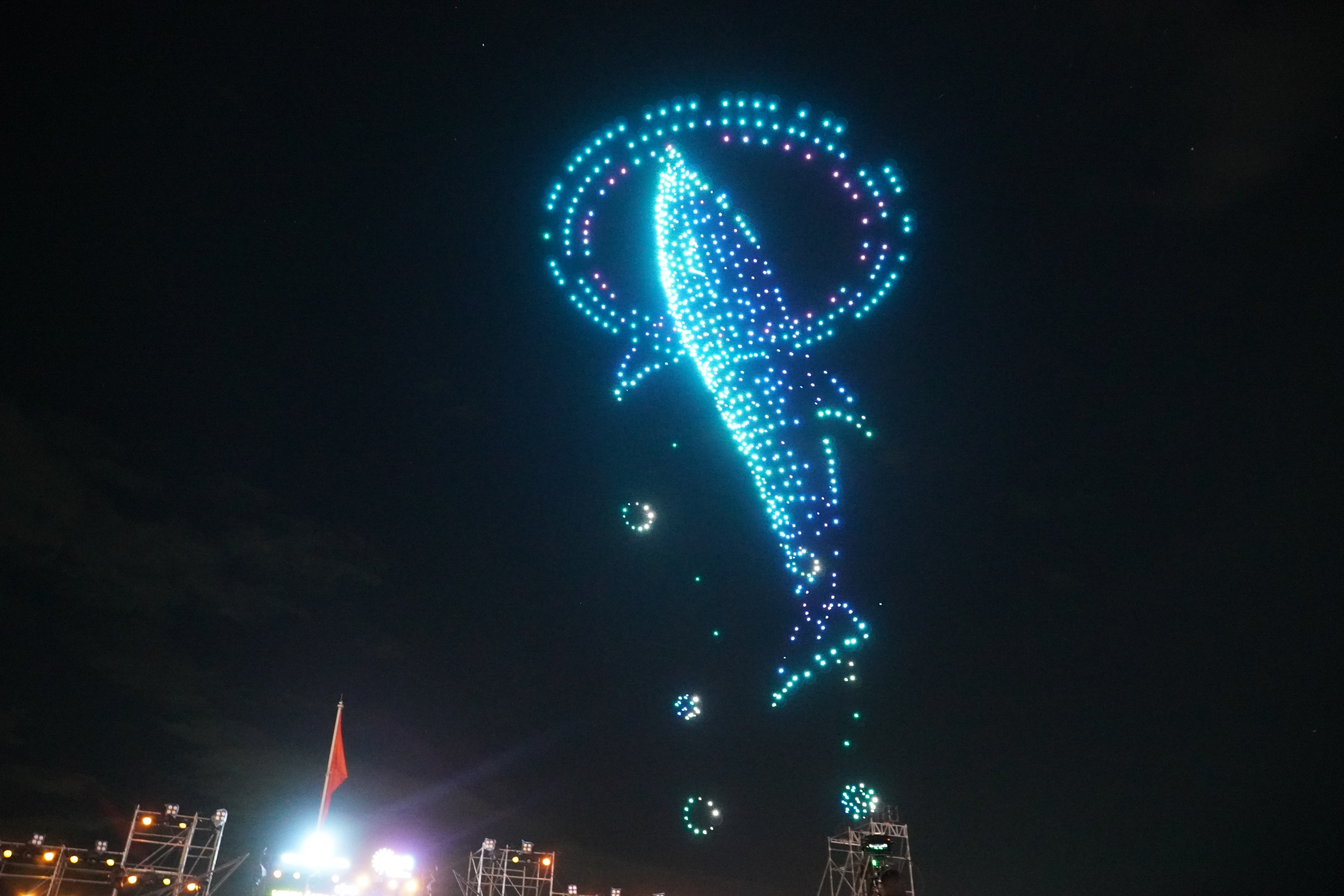 CLIP: Ấn tượng thi drone light giữa đội Hàn Quốc – Trung Quốc trên bầu ...