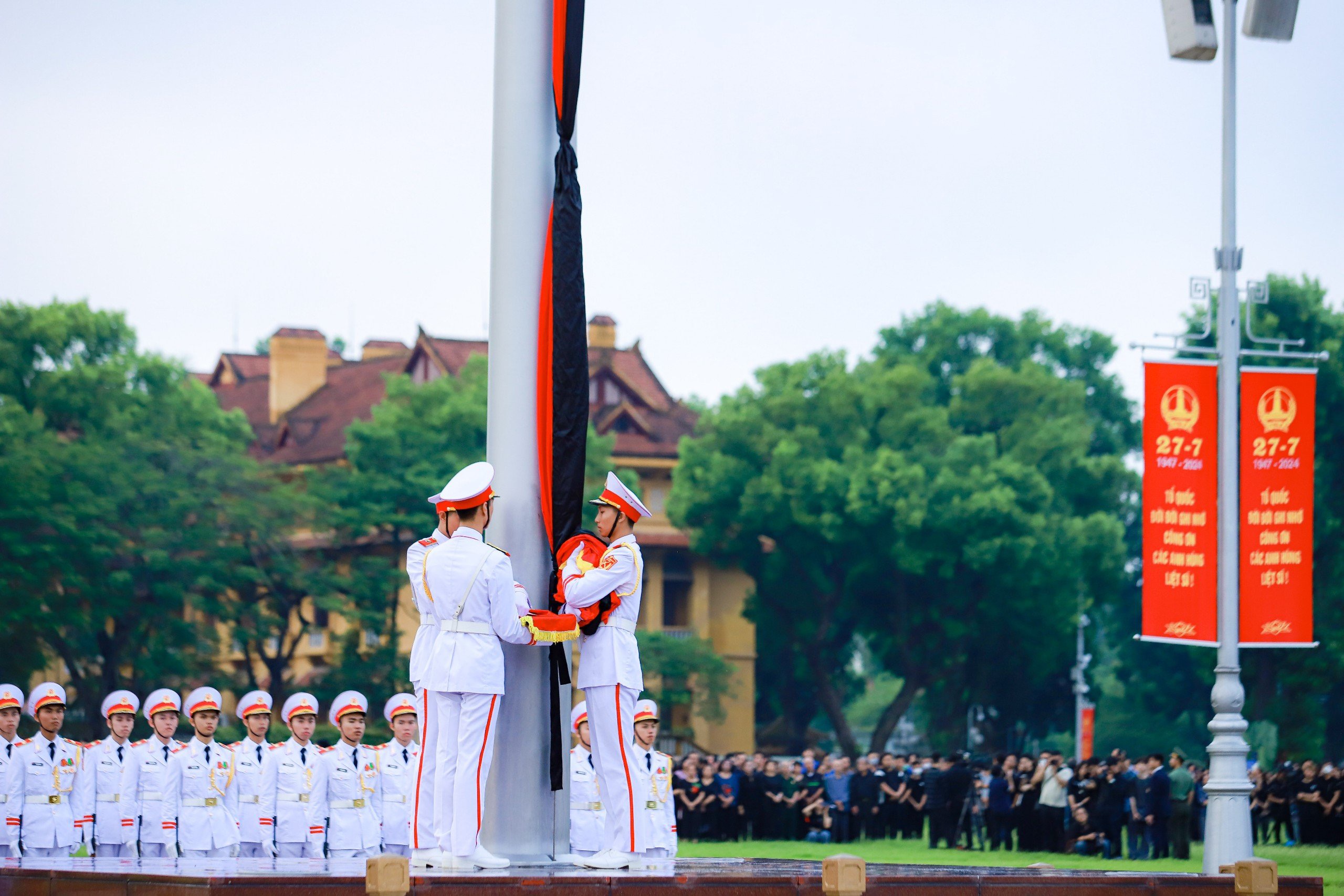 VIDEO: Nghi lễ treo cờ rủ Quốc tang Tổng Bí thư Nguyễn Phú Trọng tại ...