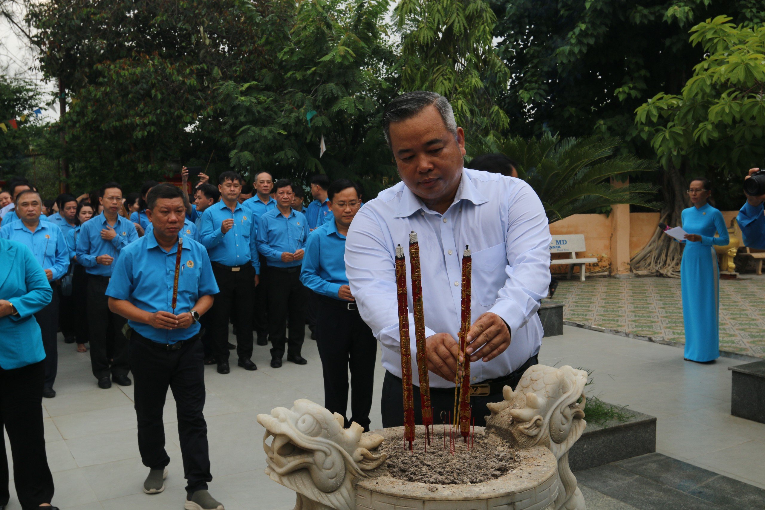 Dâng hương tưởng nhớ Bác Hồ, Bác Tôn