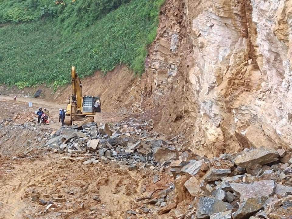 2 bố con đi xe máy trên đường, bất ngờ bị đá rơi đè tử vong