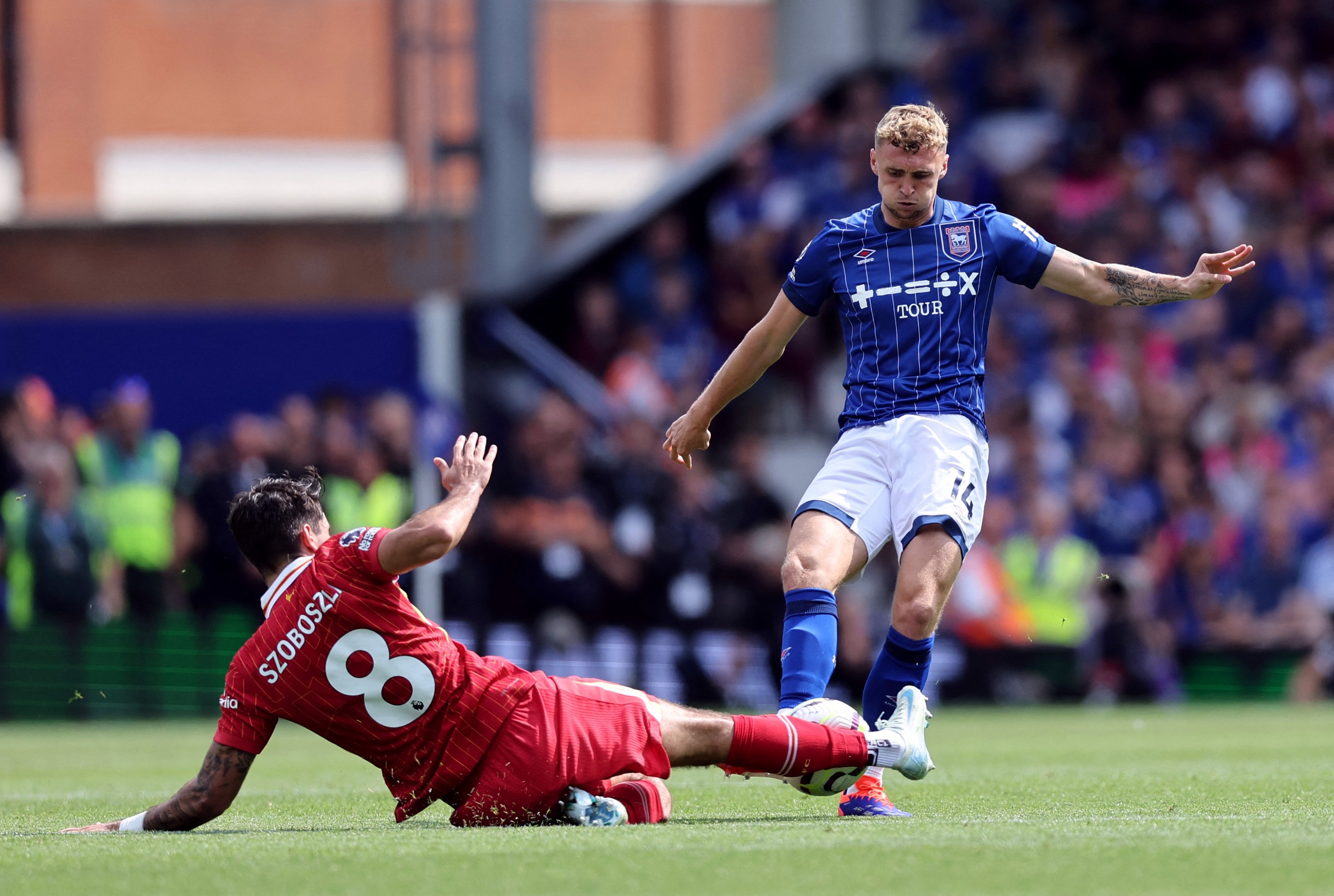 Thắng dễ tân binh Ipswich Town, Liverpool lên ngôi đầu Ngoại hạng