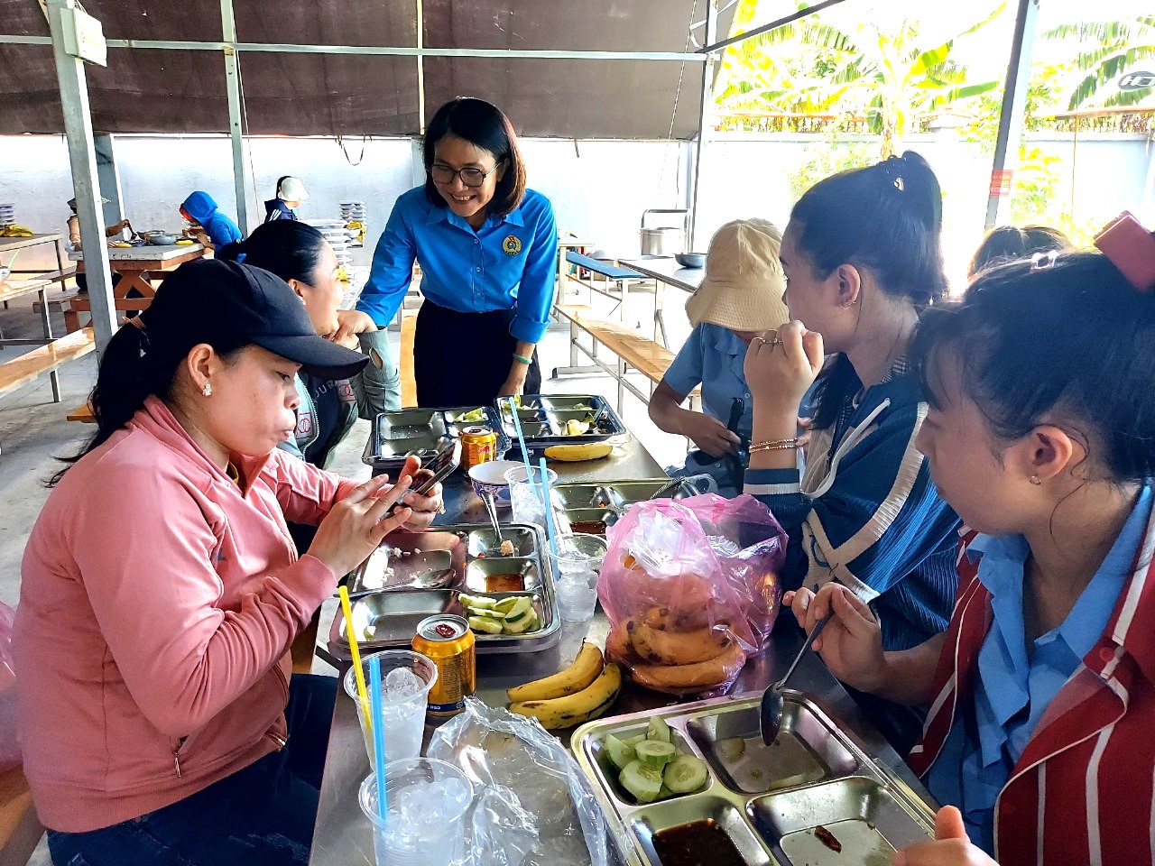 Công nhân hào hứng với bữa ăn ca "đặc biệt"