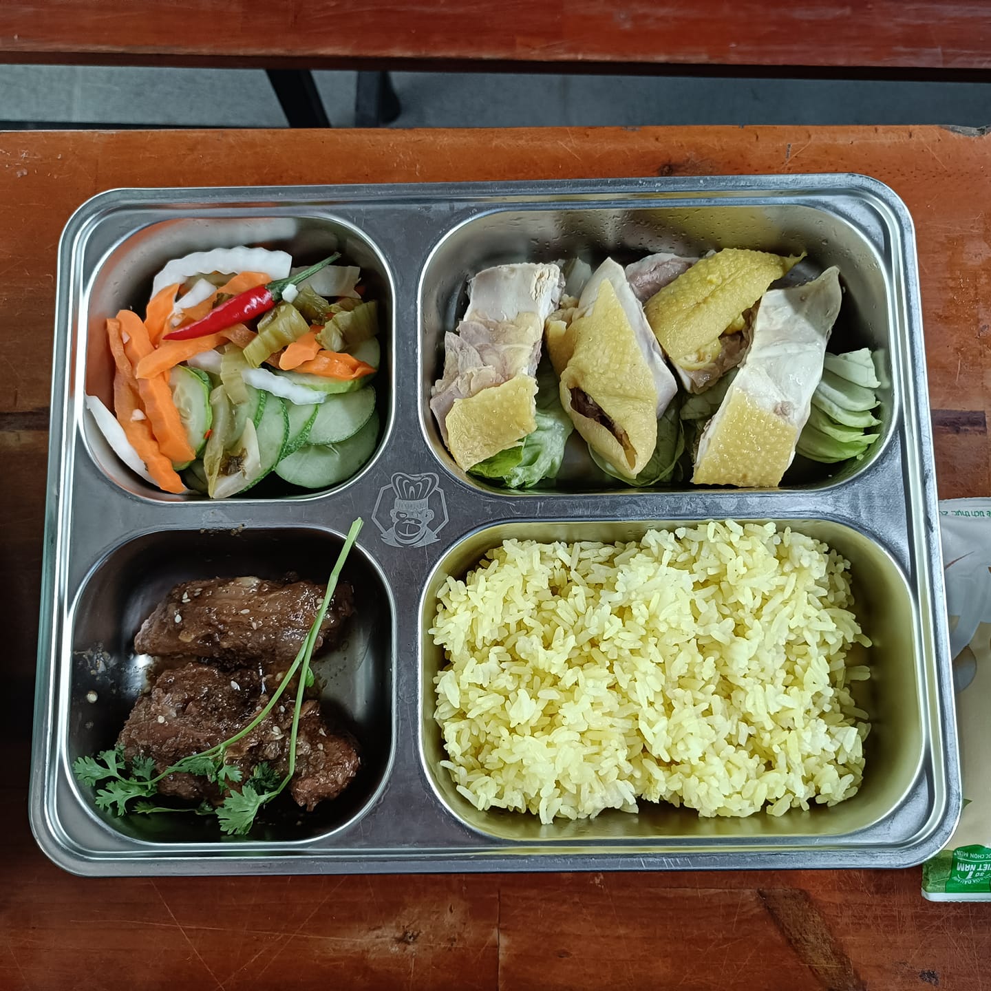 Công nhân hào hứng với bữa ăn ca "đặc biệt"