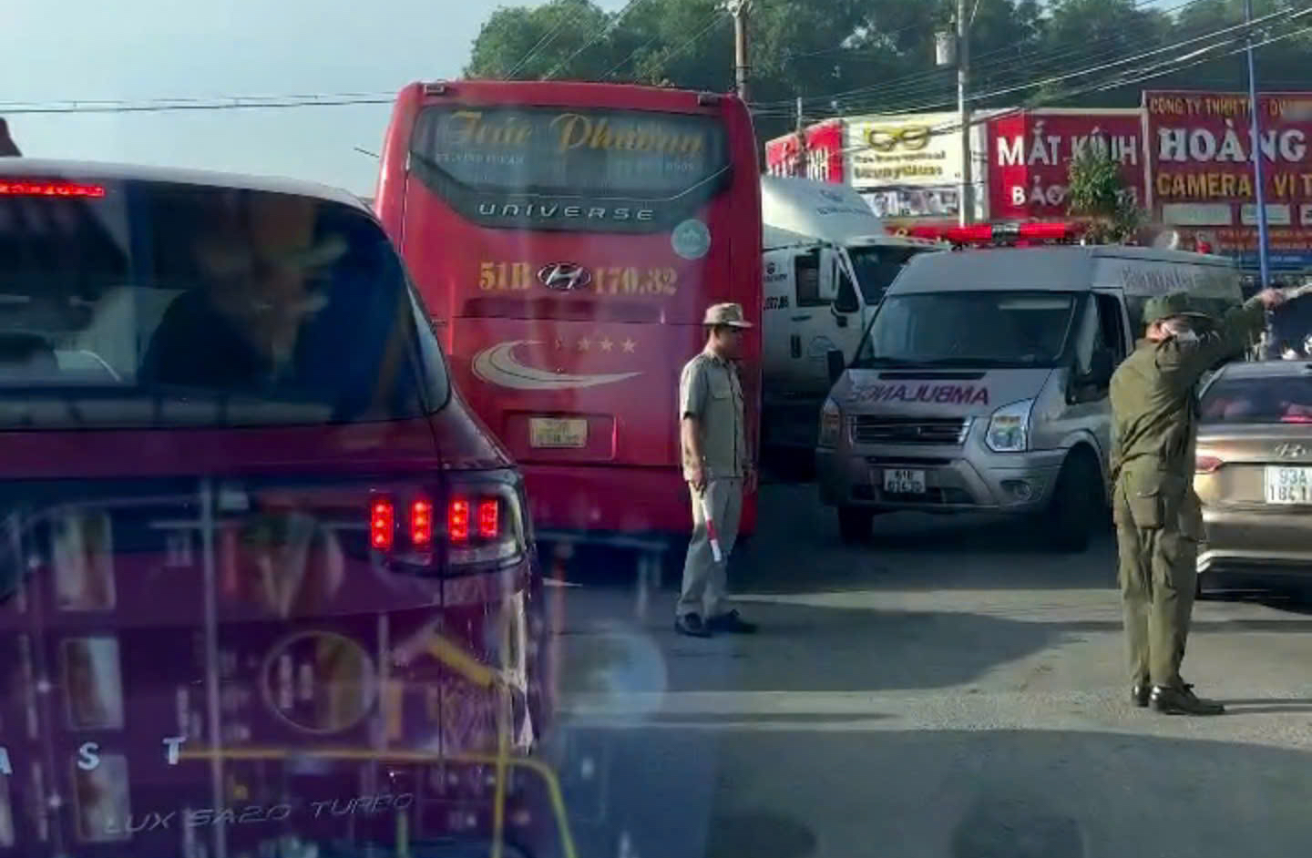 CLIP: Xe khách và xe đầu kéo tông nhau dính chặt ở ngã tư