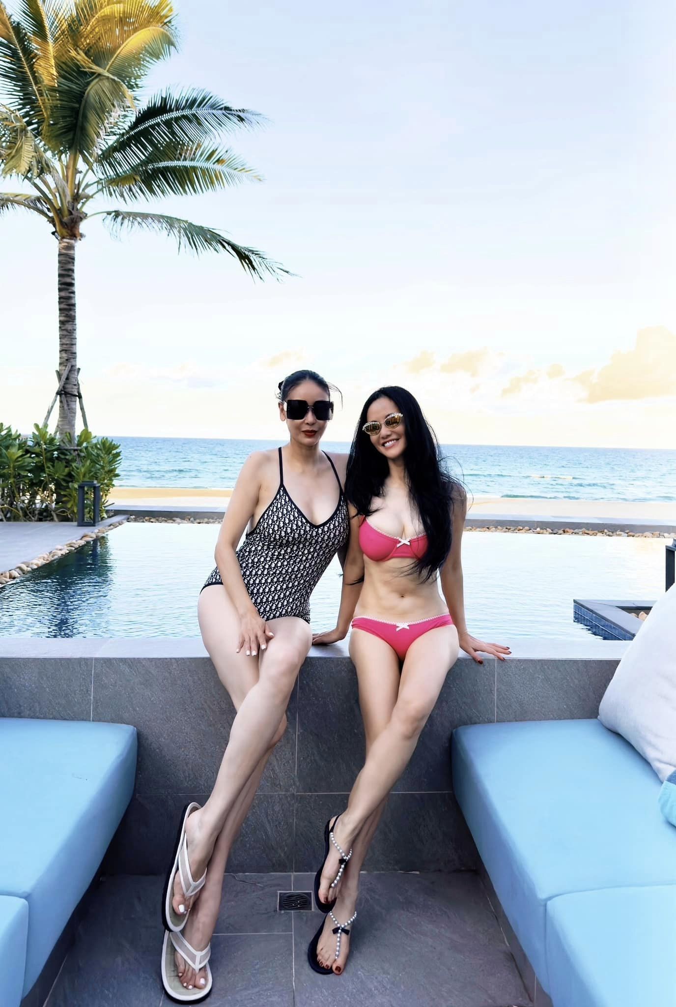 Hồng Nhung khoe dáng quyến rũ với bikini