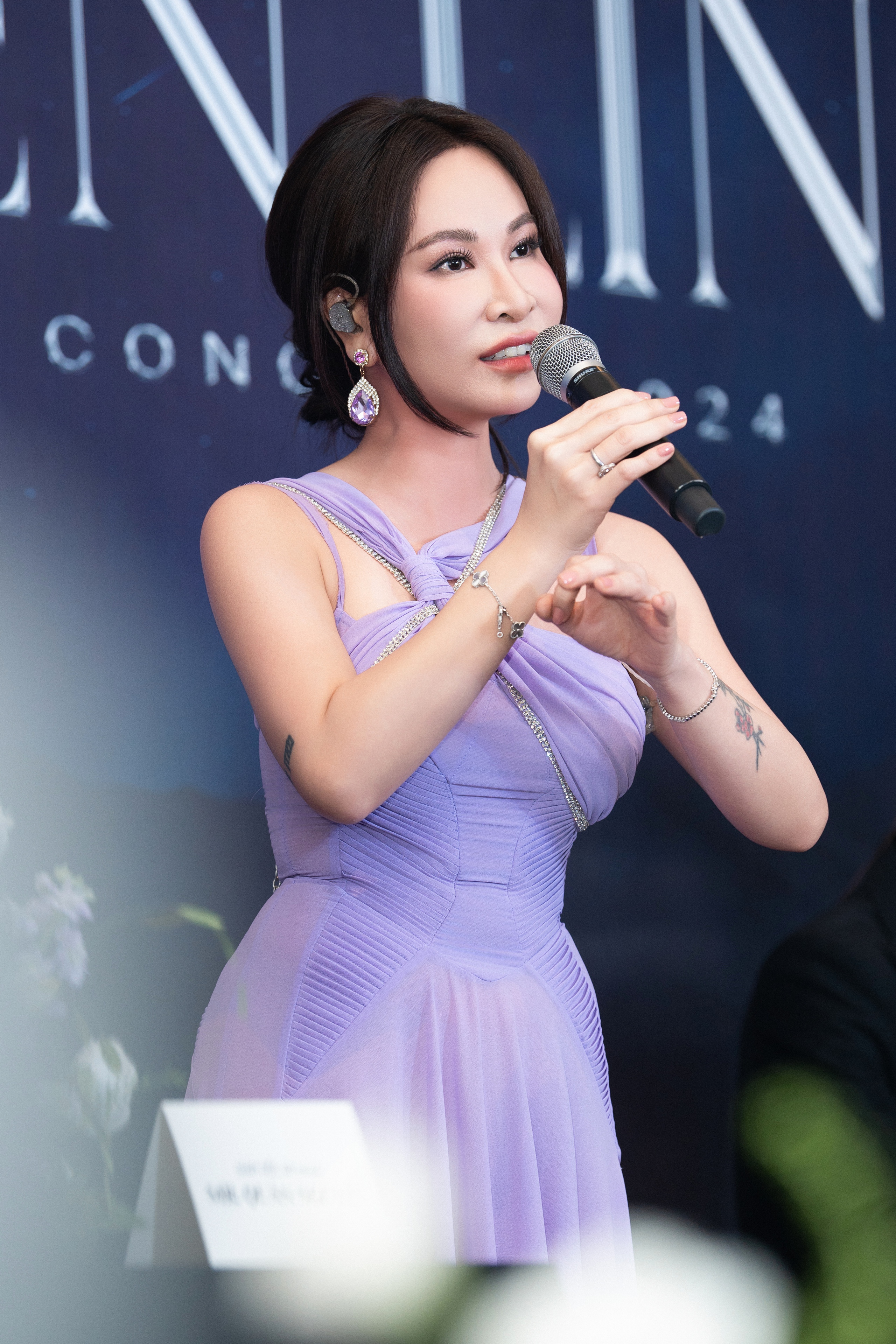Nhan sắc khác lạ của Uyên Linh
