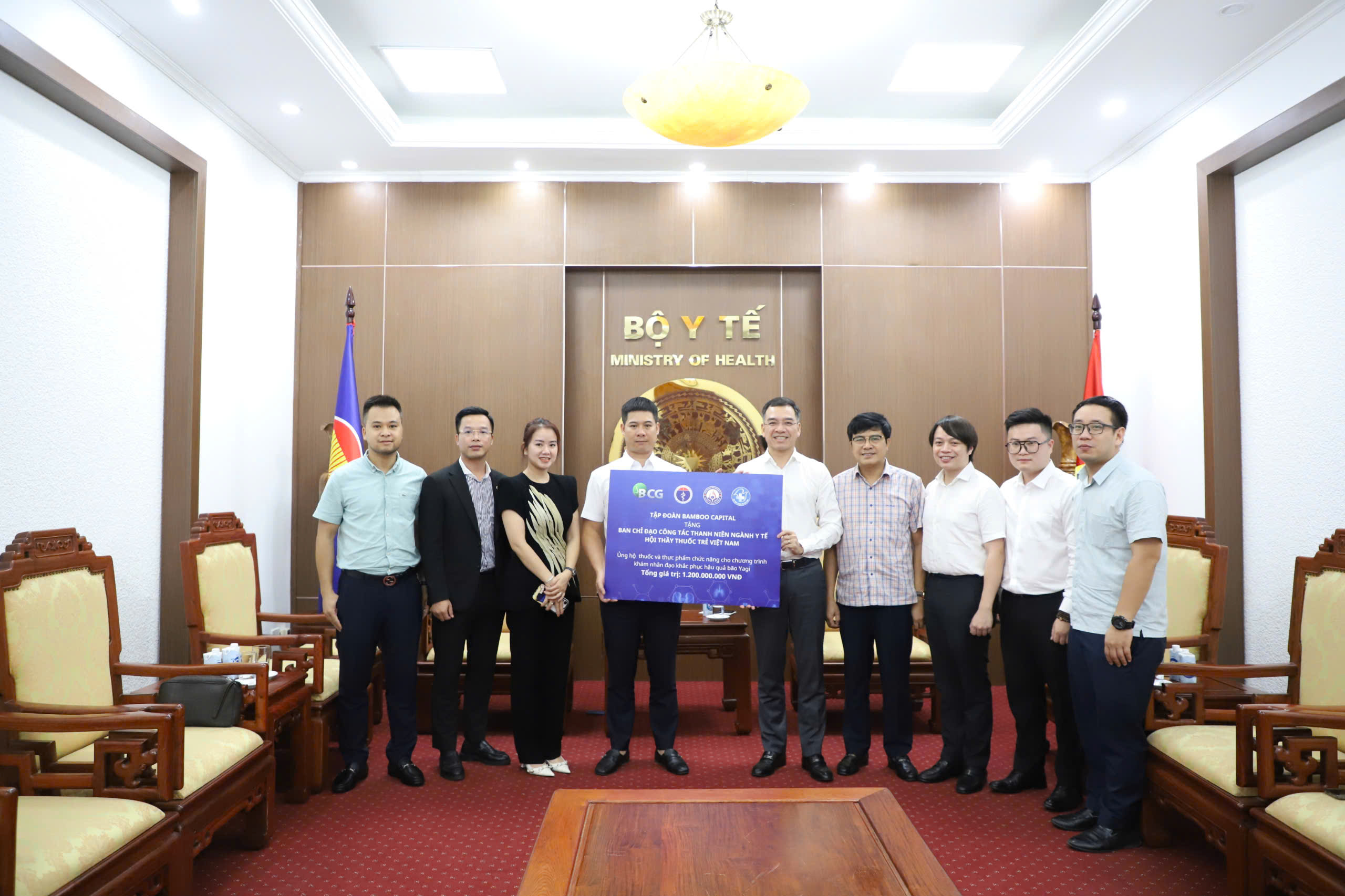 Tập đoàn Bamboo Capital tặng thuốc và thực phẩm chức năng cho người dân ...