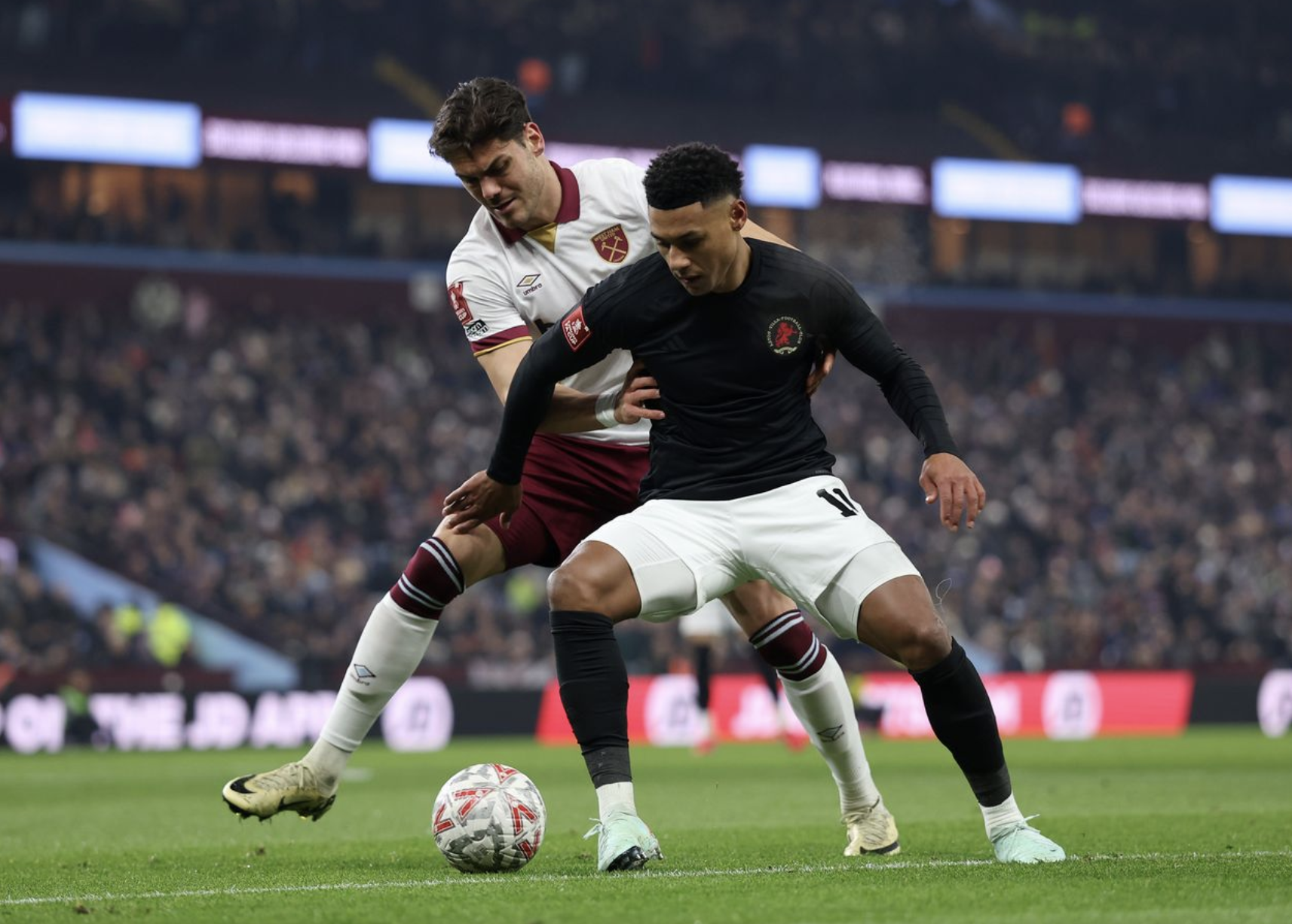 Aston Villa ngược dòng đẳng cấp, phá hỏng ngày ra mắt của HLV Graham Potter