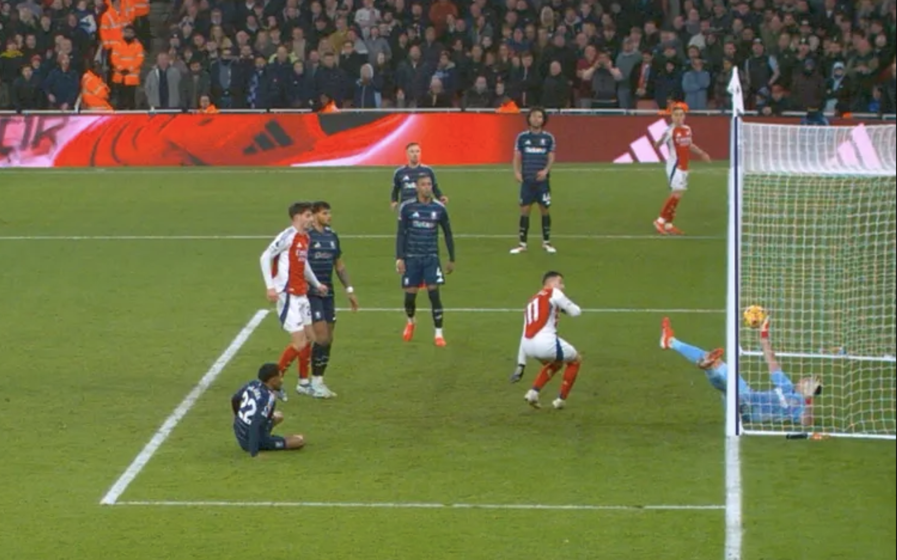 Liverpool bùng nổ phút bù giờ, Arsenal đánh rơi chiến thắng tiếc nuối