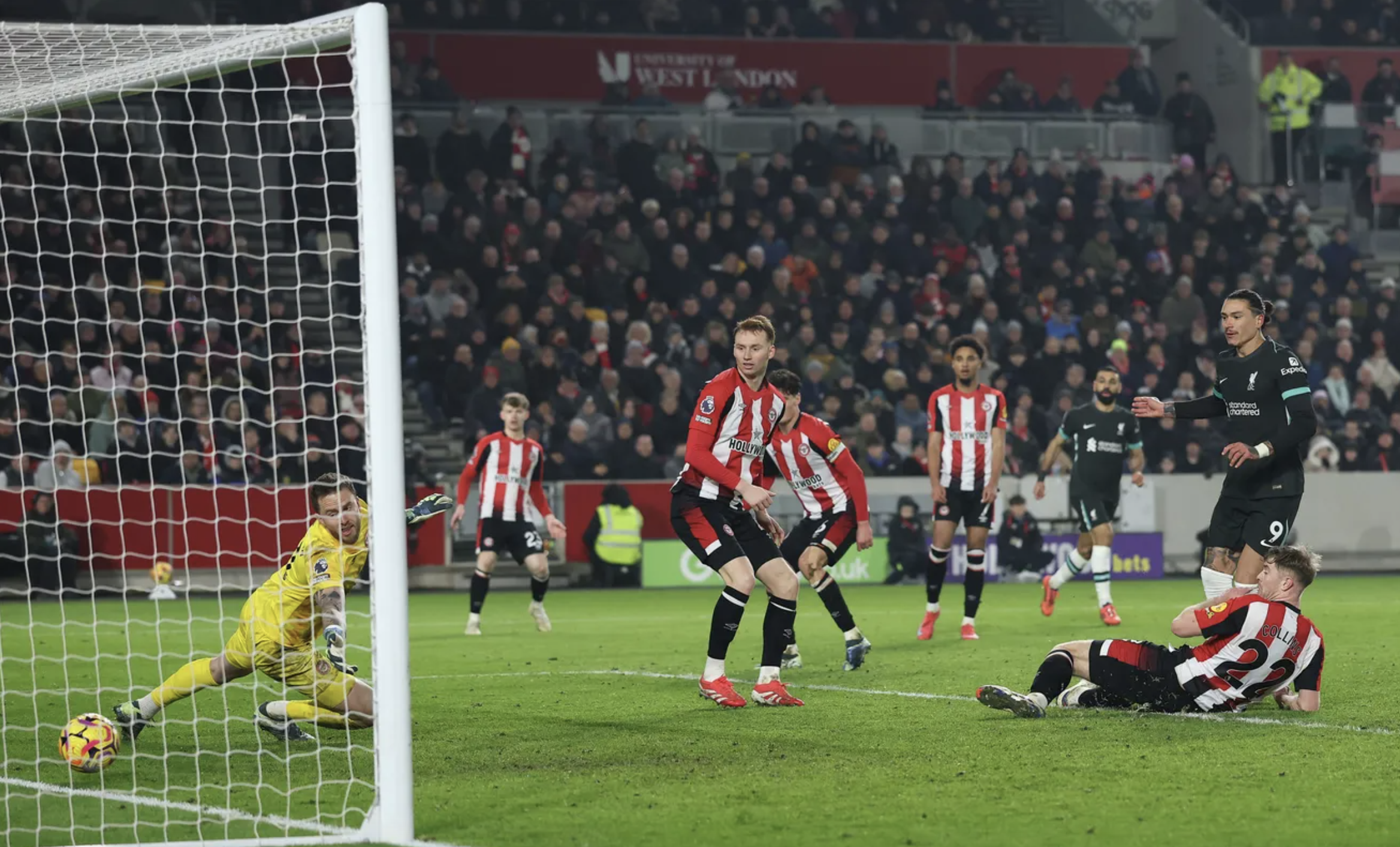 Liverpool bùng nổ phút bù giờ, Arsenal đánh rơi chiến thắng tiếc nuối