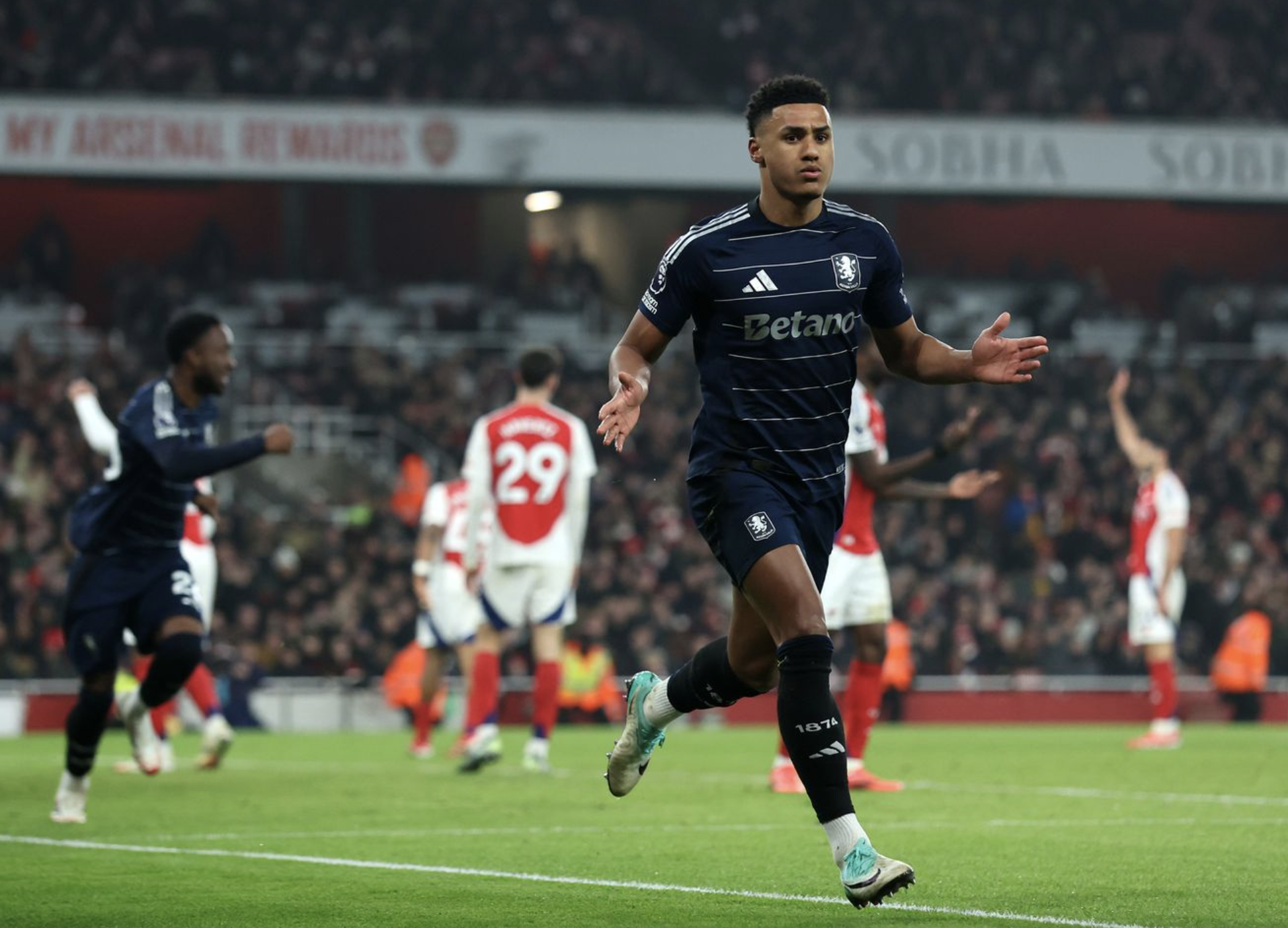 Liverpool bùng nổ phút bù giờ, Arsenal đánh rơi chiến thắng tiếc nuối