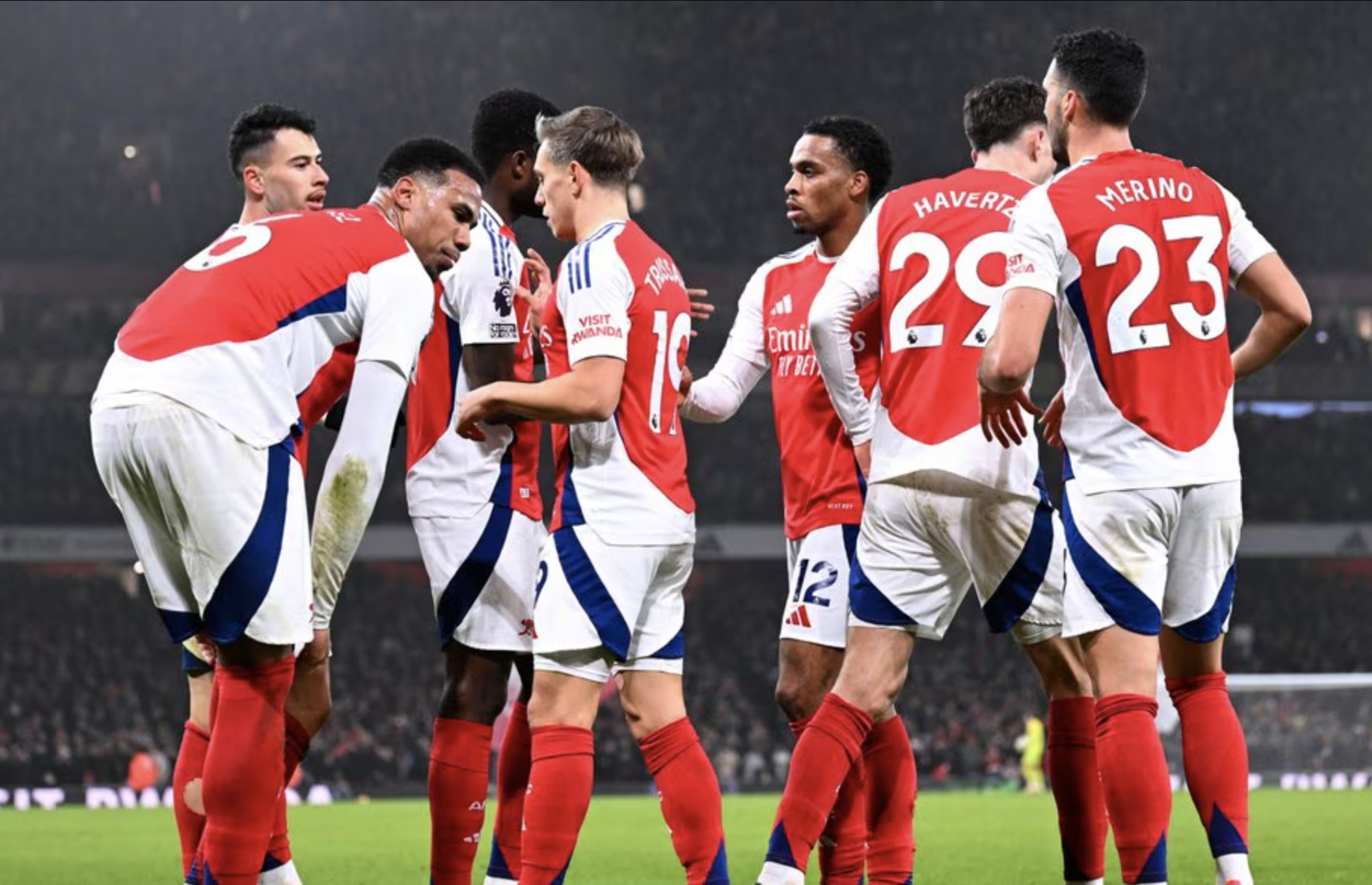 Liverpool bùng nổ phút bù giờ, Arsenal đánh rơi chiến thắng tiếc nuối