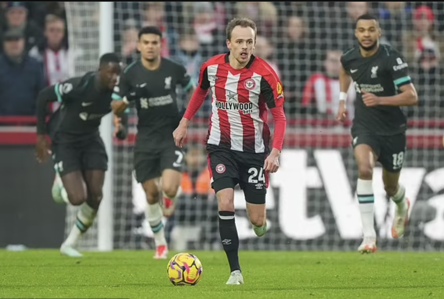Liverpool bùng nổ phút bù giờ, Arsenal đánh rơi chiến thắng tiếc nuối