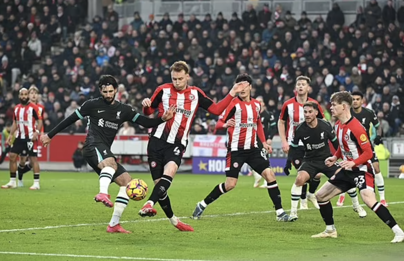 Liverpool bùng nổ phút bù giờ, Arsenal đánh rơi chiến thắng tiếc nuối