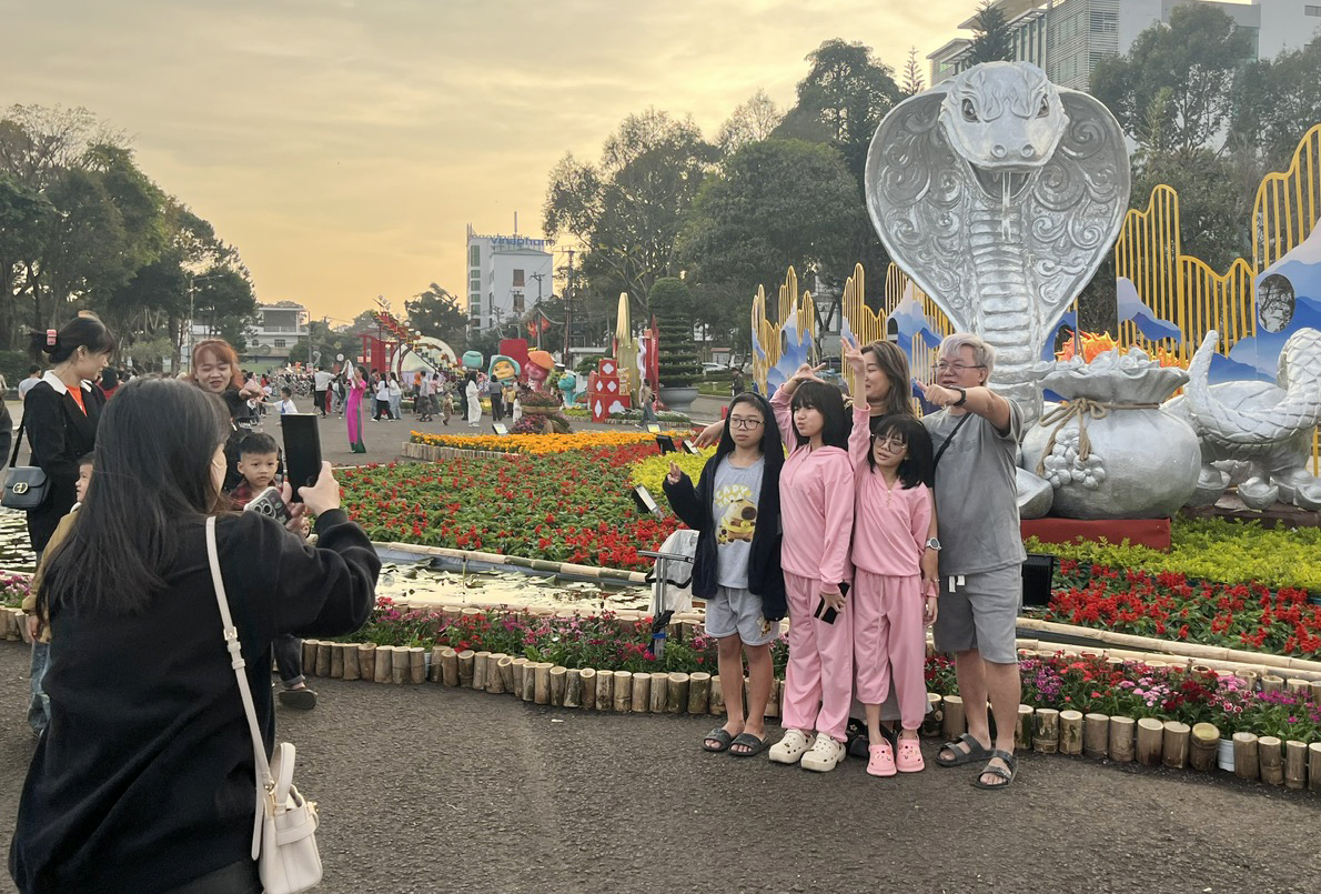 Linh vật rắn "siêu dễ thương" hút khách chụp ảnh