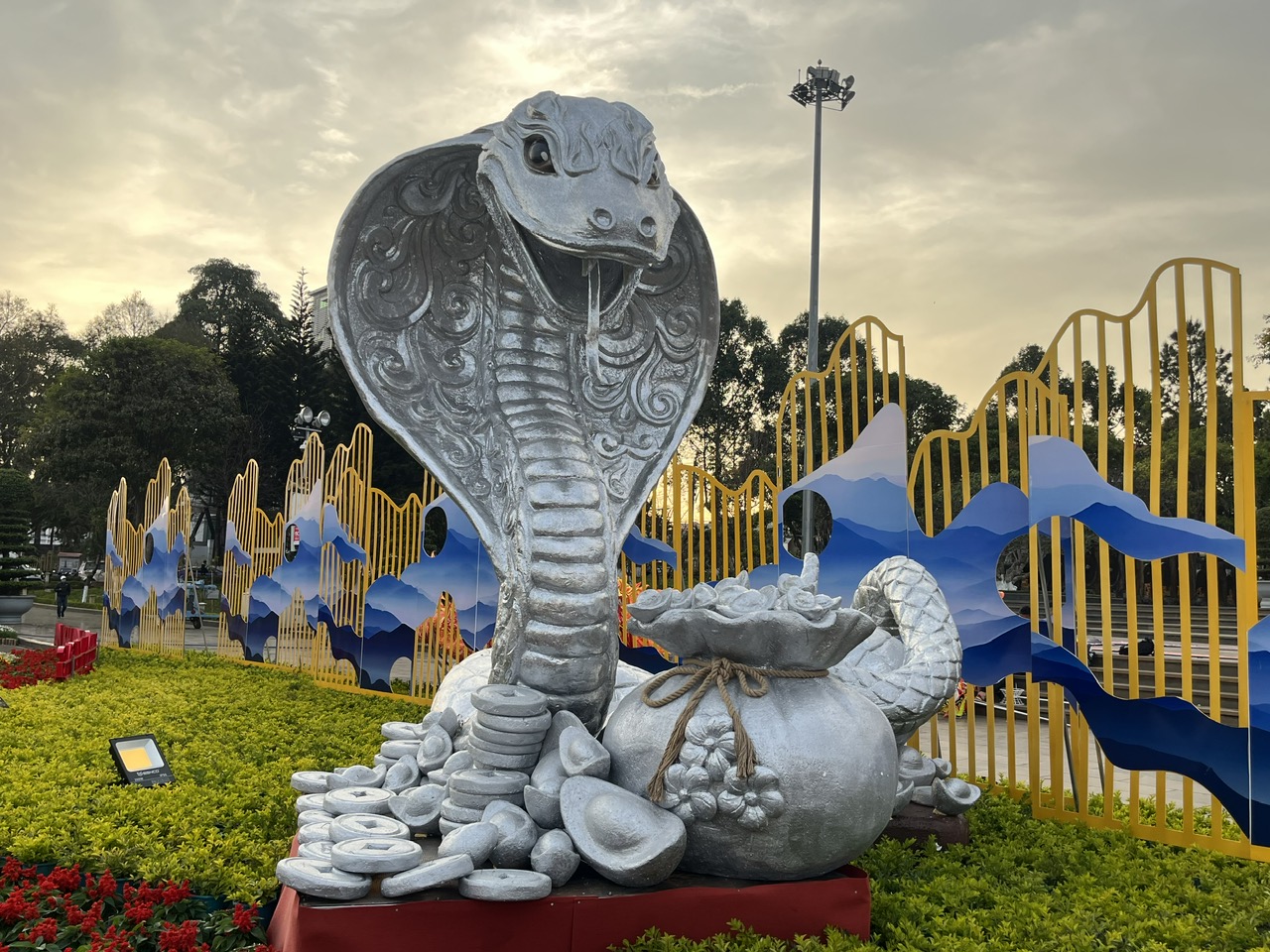 Linh vật rắn "siêu dễ thương" hút khách chụp ảnh