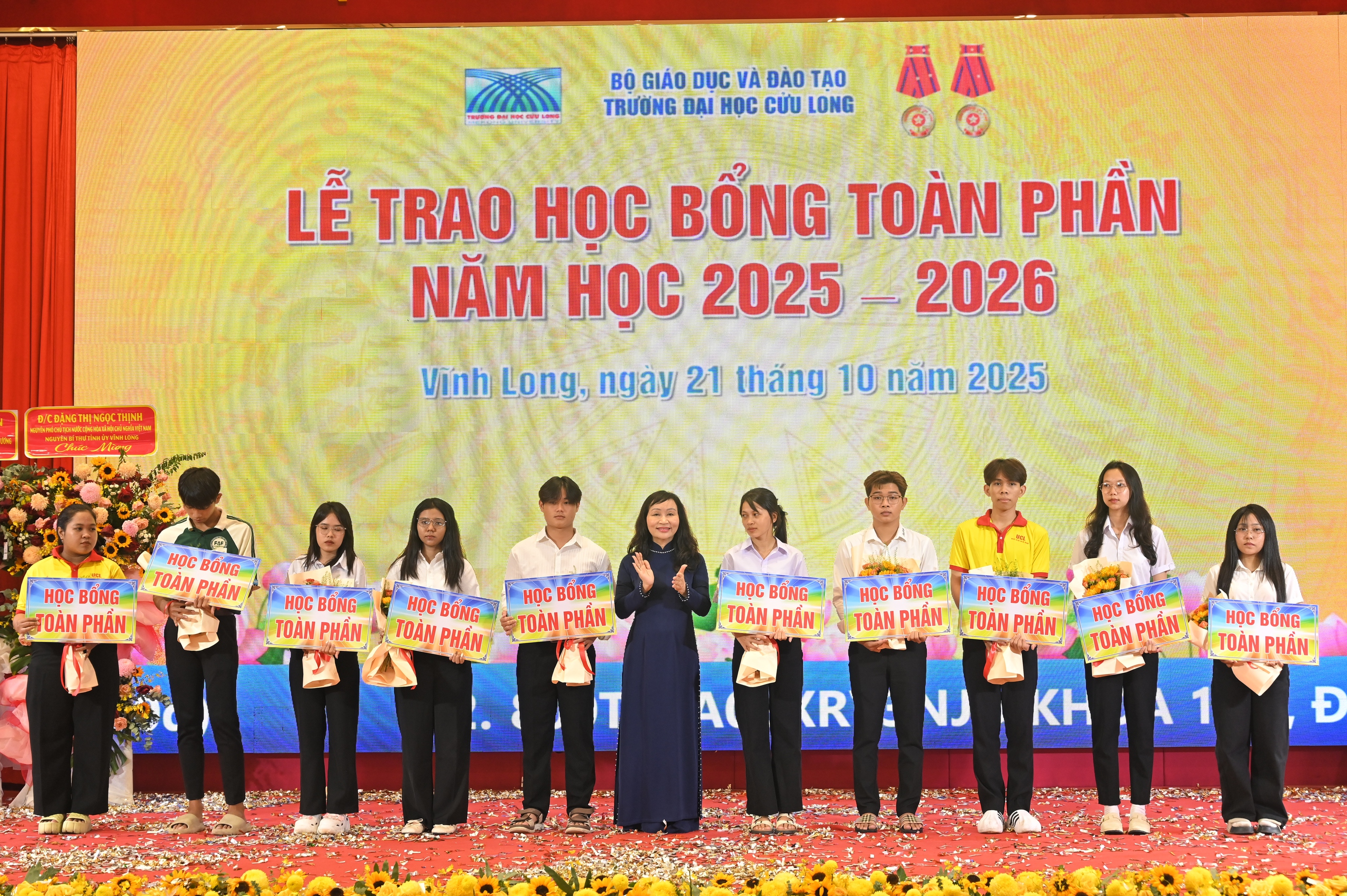 Cuu Long University awarded and granted nearly 10 billion VND in ...