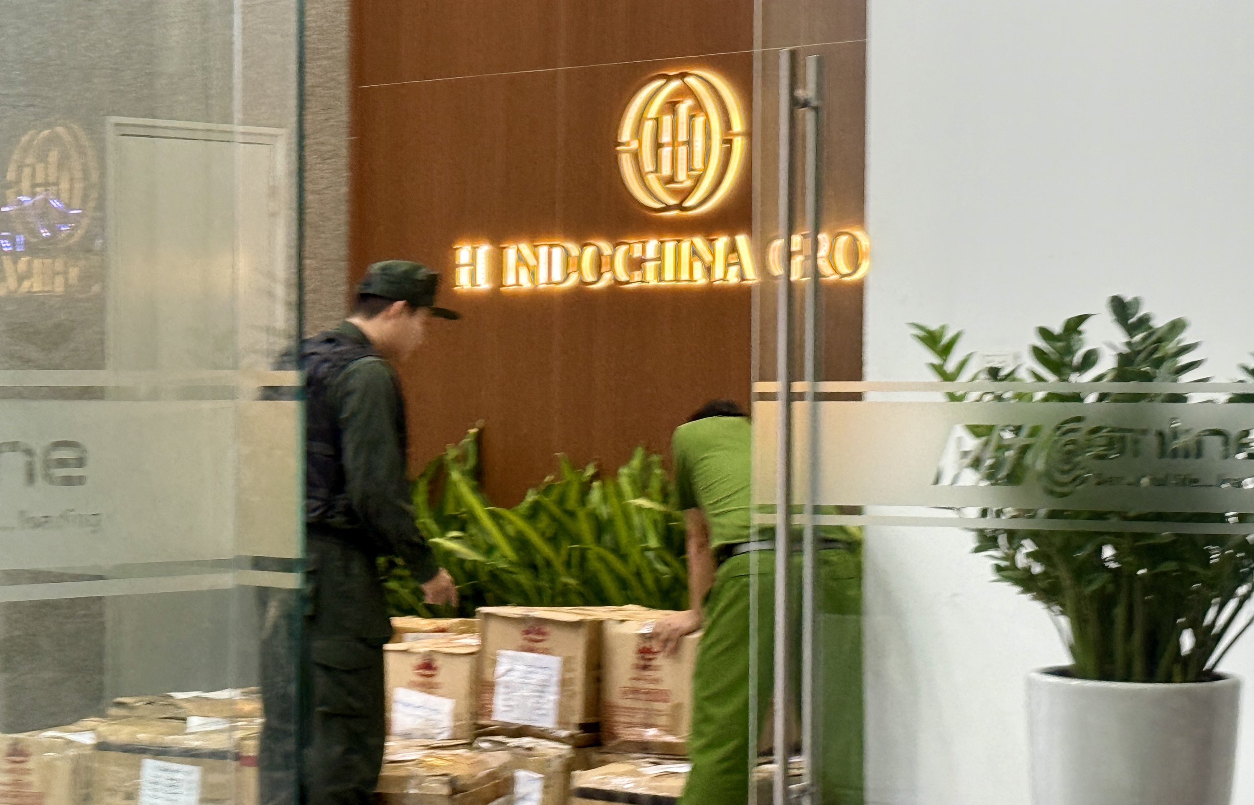 VIDEO: Công an đưa hàng chục thùng carton khỏi toà nhà có trụ sở công ...