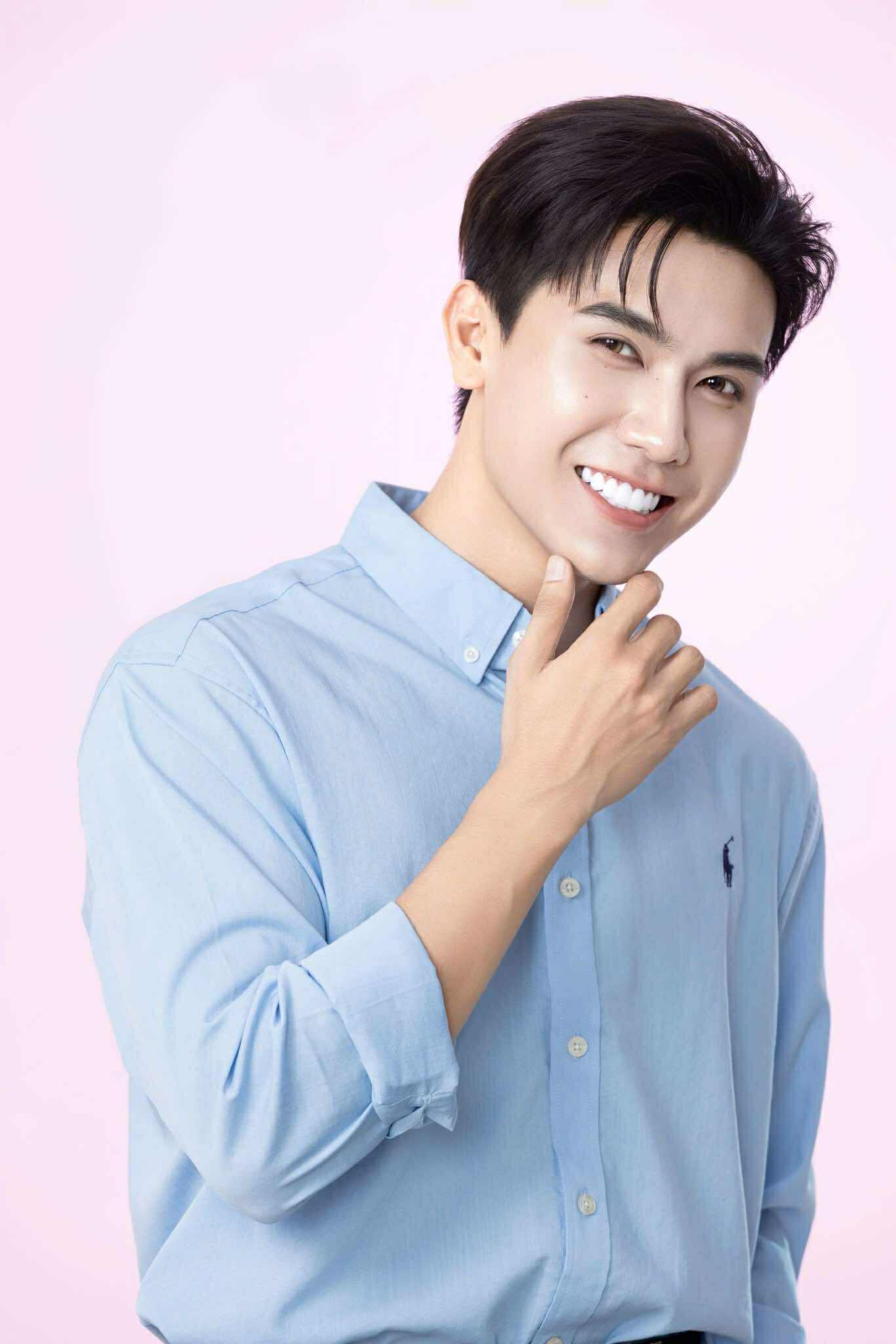 Singer Pham Anh Tuan shines with MV "Being my mother and son"