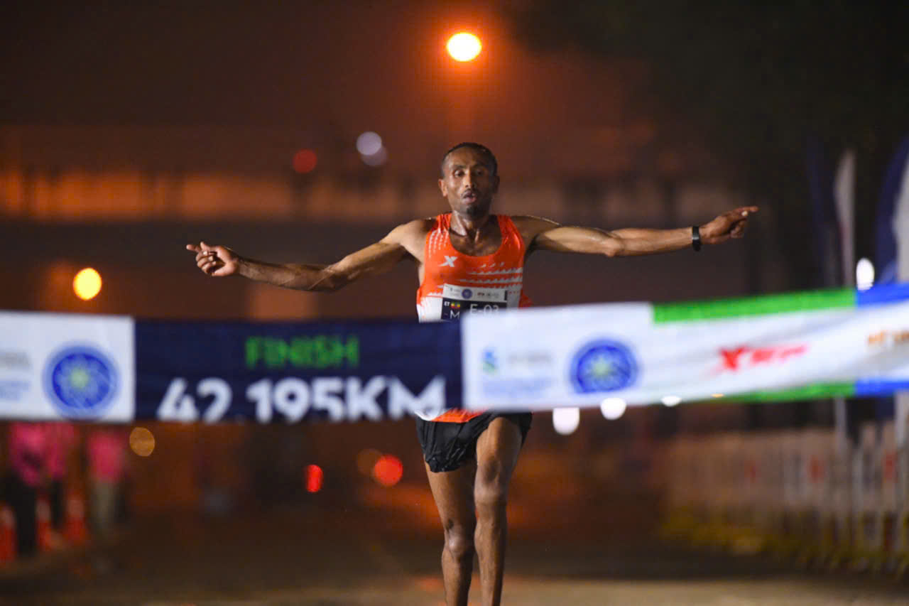 An exciting competition between Huynh Anh Khoi, Nguyen Van Lai, Pham ...