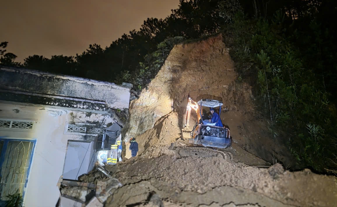 Kỳ tích cứu bé gái 8 tuổi mắc kẹt gần 1 giờ vì sạt lở ở Đà Lạt