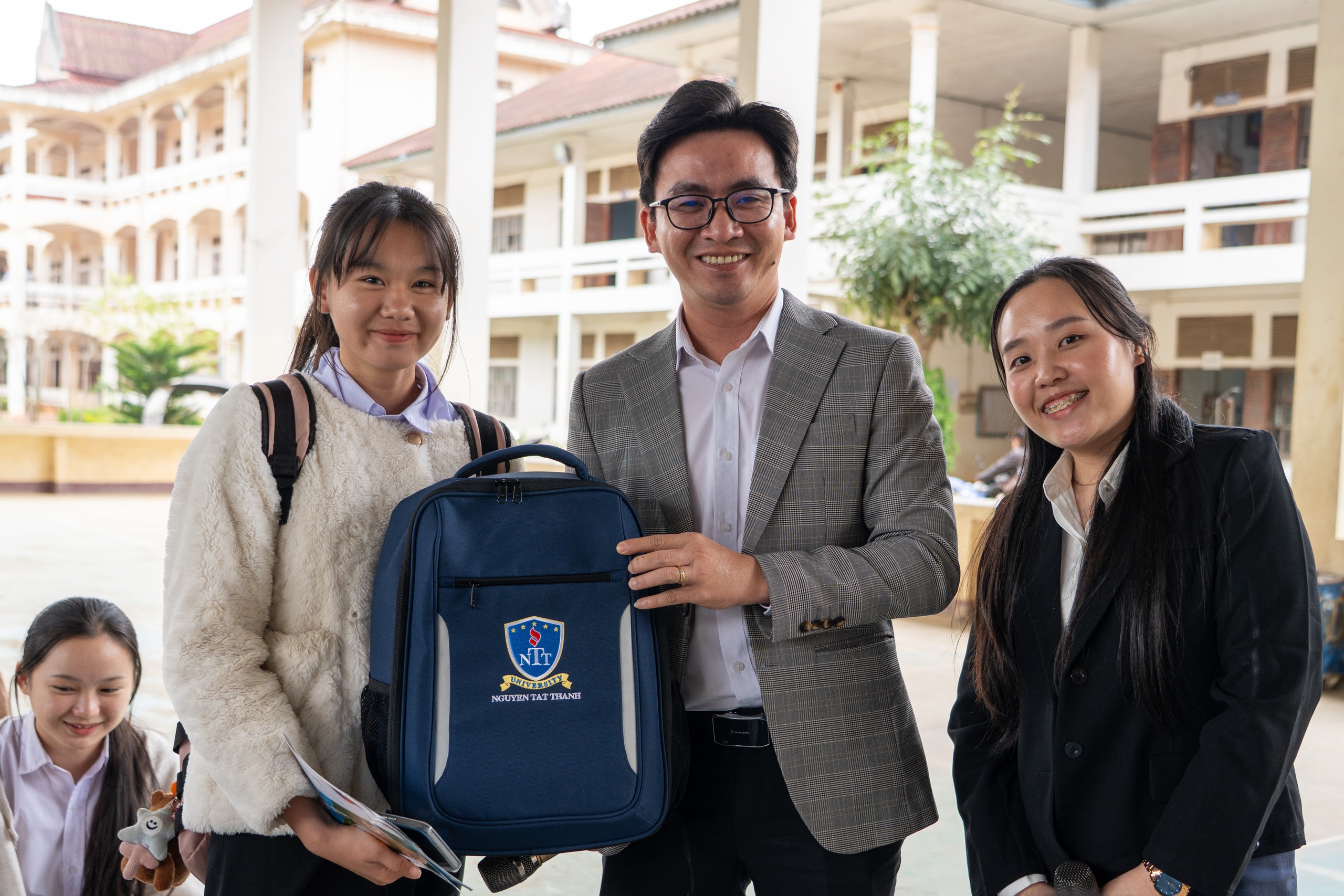 Nguyen Tat Thanh University awards scholarships to students in Laos