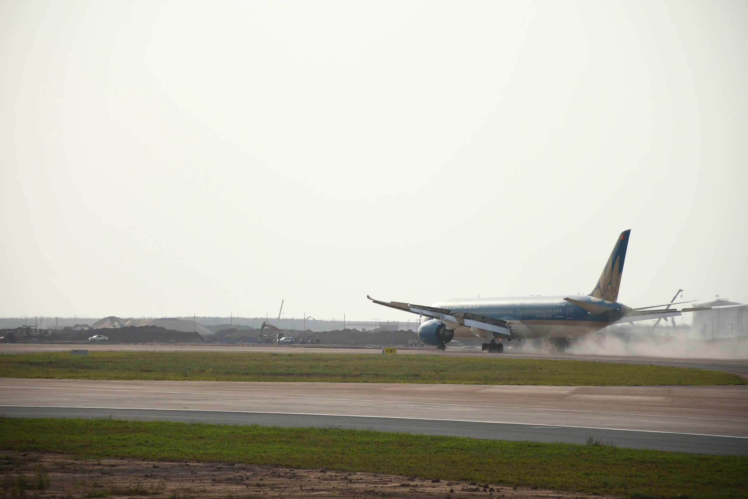 CLIP: Cận cảnh máy bay Boeing 787 vừa đáp xuống sân bay Long Thành