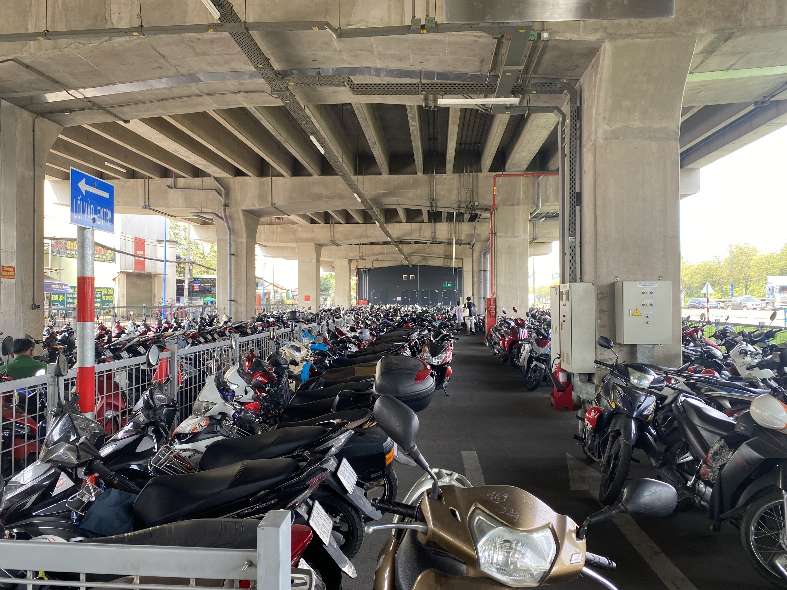 TPHCM: Bố trí mặt bằng sân khấu Sen Hồng làm bãi giữ xe metro