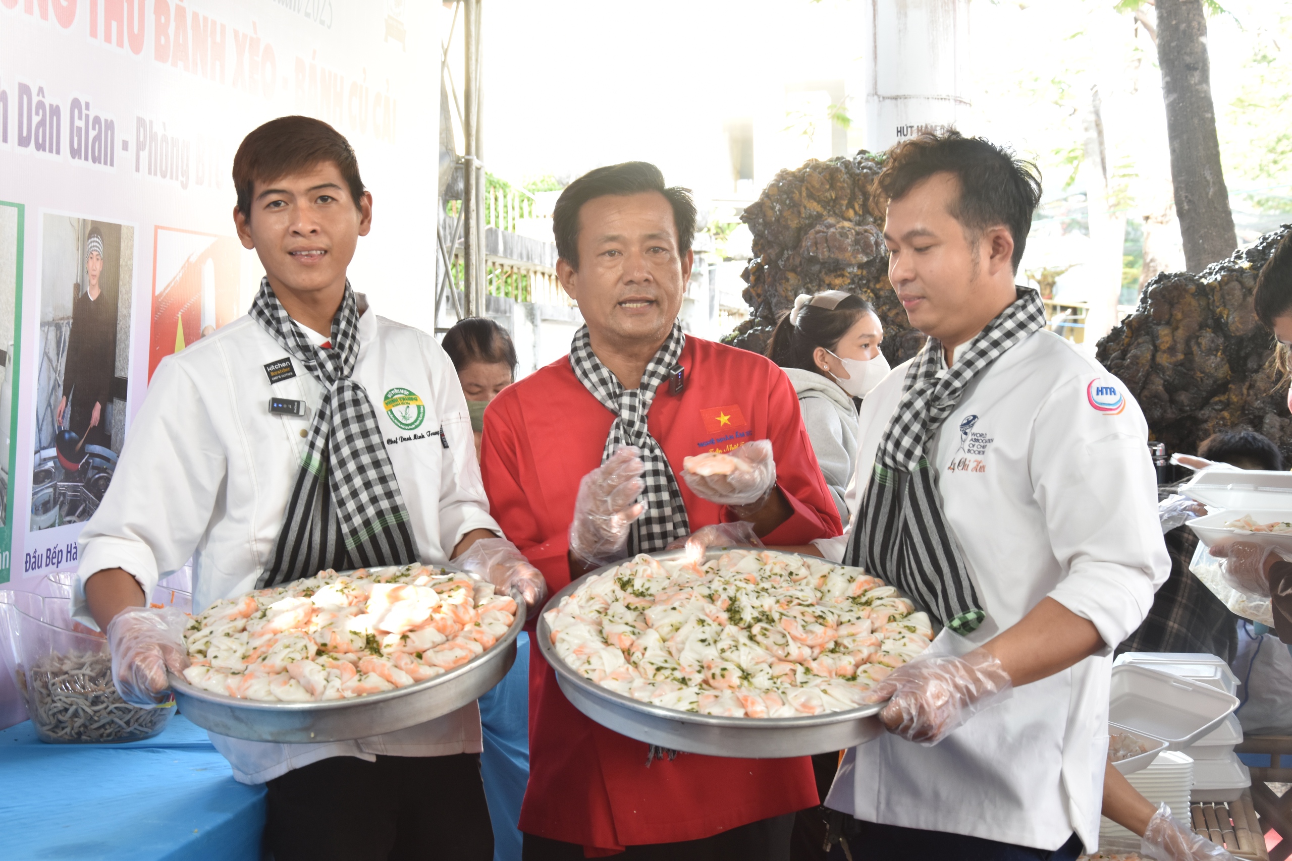 VIDEO: Xếp hàng dài chờ thưởng thức miễn phí bánh củ cải Bạc Liêu