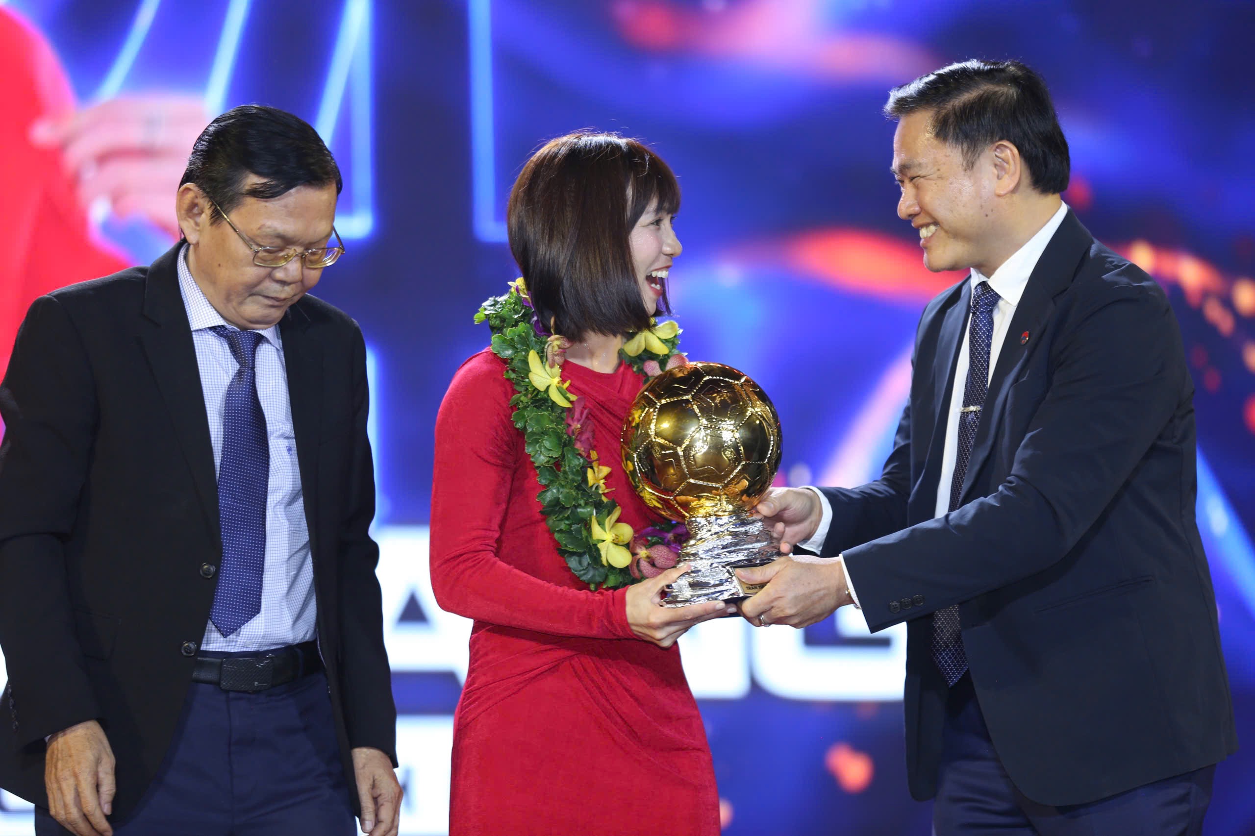 Toàn cảnh Quả bóng vàng 2024, Thuỳ Trang thể hiện tình yêu với mẹ