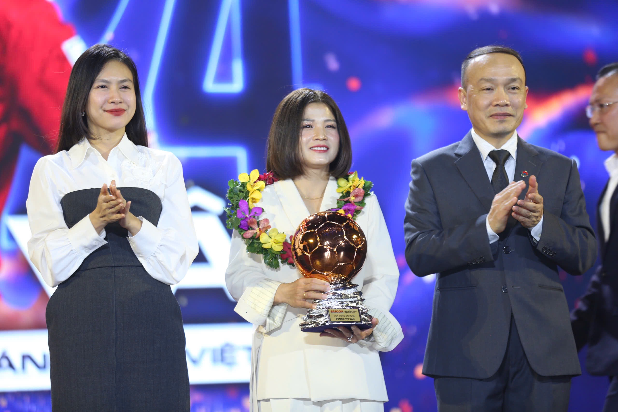 Toàn cảnh Quả bóng vàng 2024, Thuỳ Trang thể hiện tình yêu với mẹ