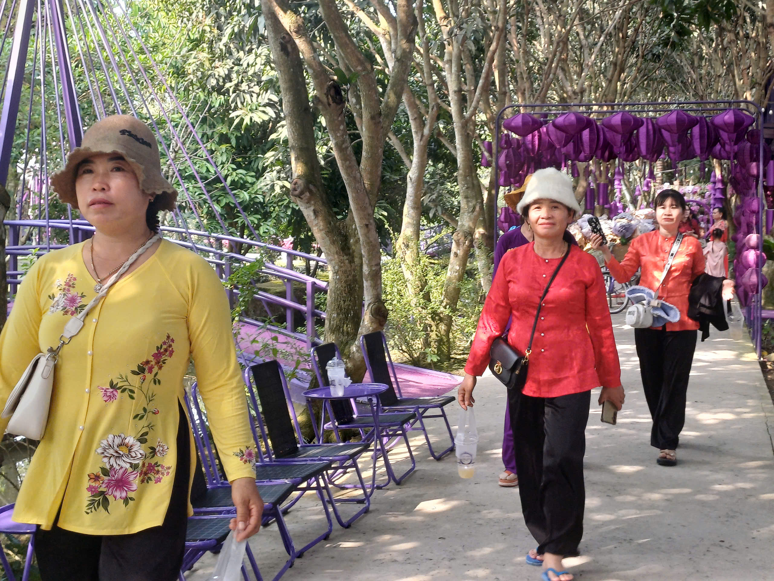 Hết Tết, du khách vẫn rủ nhau đến điểm du lịch toàn màu tím