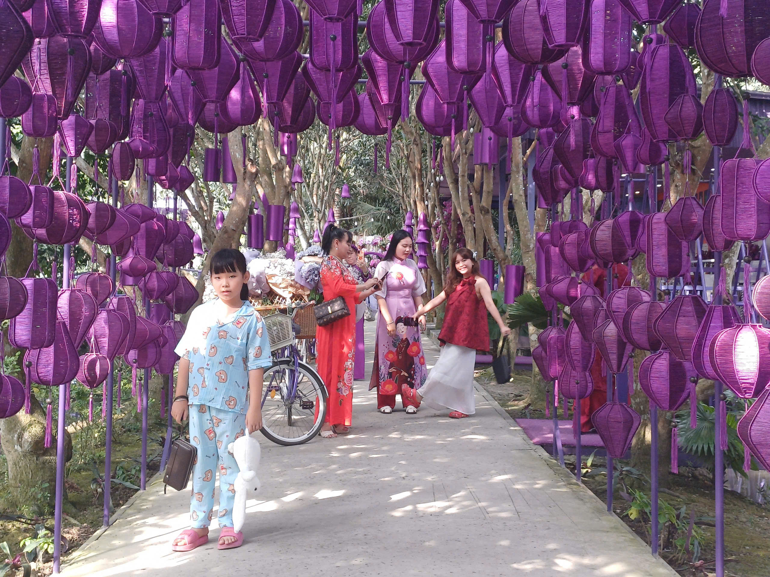 Hết Tết, du khách vẫn rủ nhau đến điểm du lịch toàn màu tím