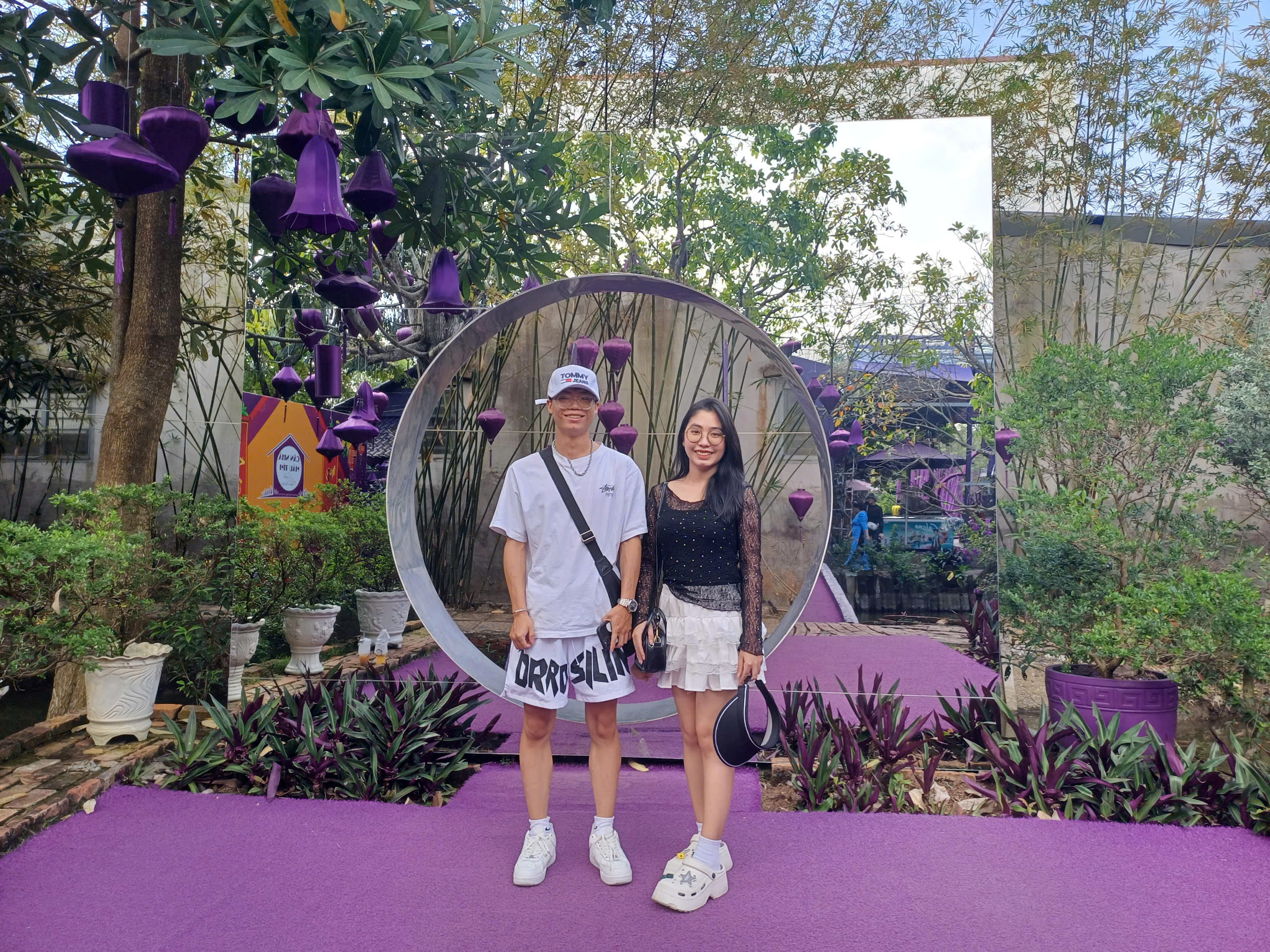 Hết Tết, du khách vẫn rủ nhau đến điểm du lịch toàn màu tím