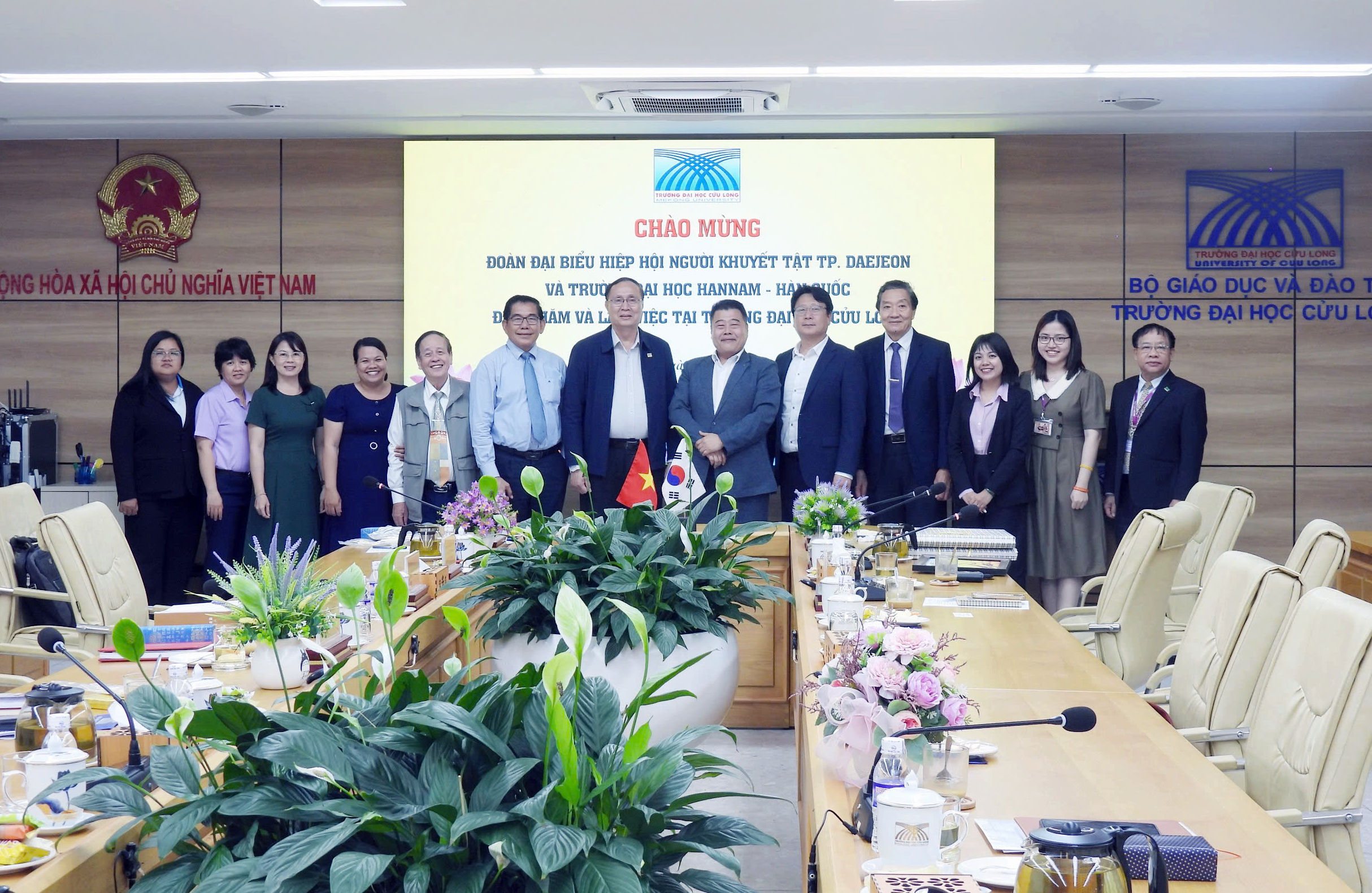 Trường ĐH Cửu Long làm việc với đối tác Hàn Quốc và Singapore
