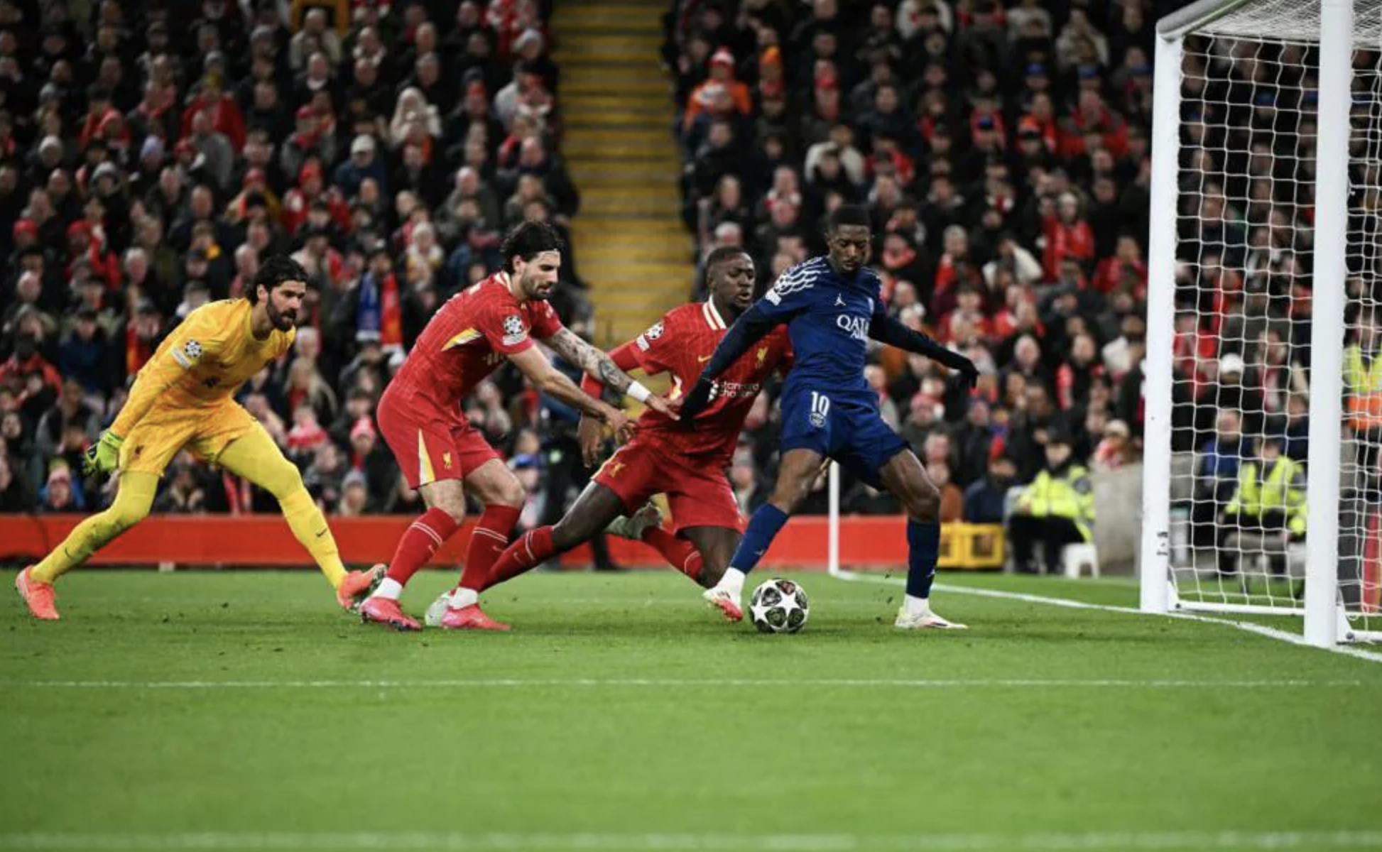 Thủ môn Donnarumma sắm vai người hùng, PSG loại Liverpool tại Anfield