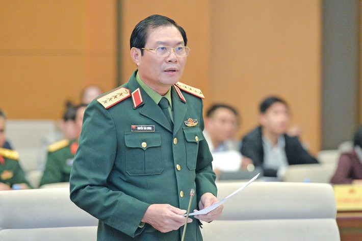 Đại tướng Nguyễn Tân Cương trình bày dự án Luật Tình trạng khẩn cấp