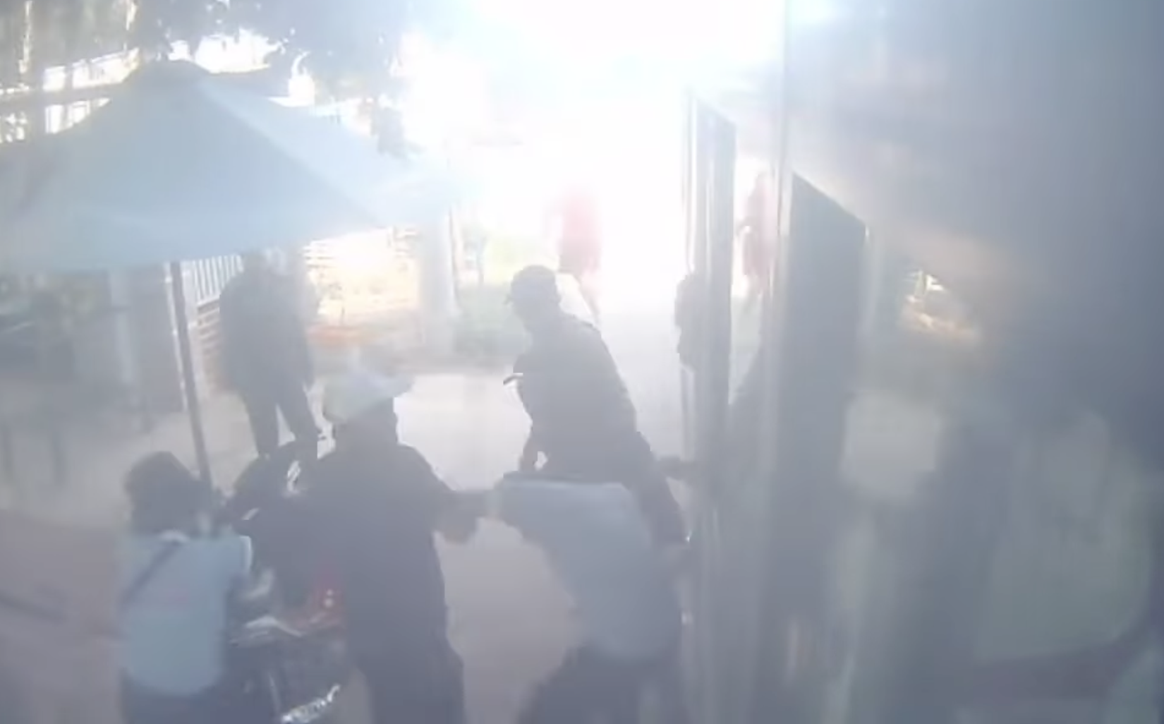 CLIP: Xe buýt Quyết Thắng Nha Trang bị ném đá, tài xế bị hành hung