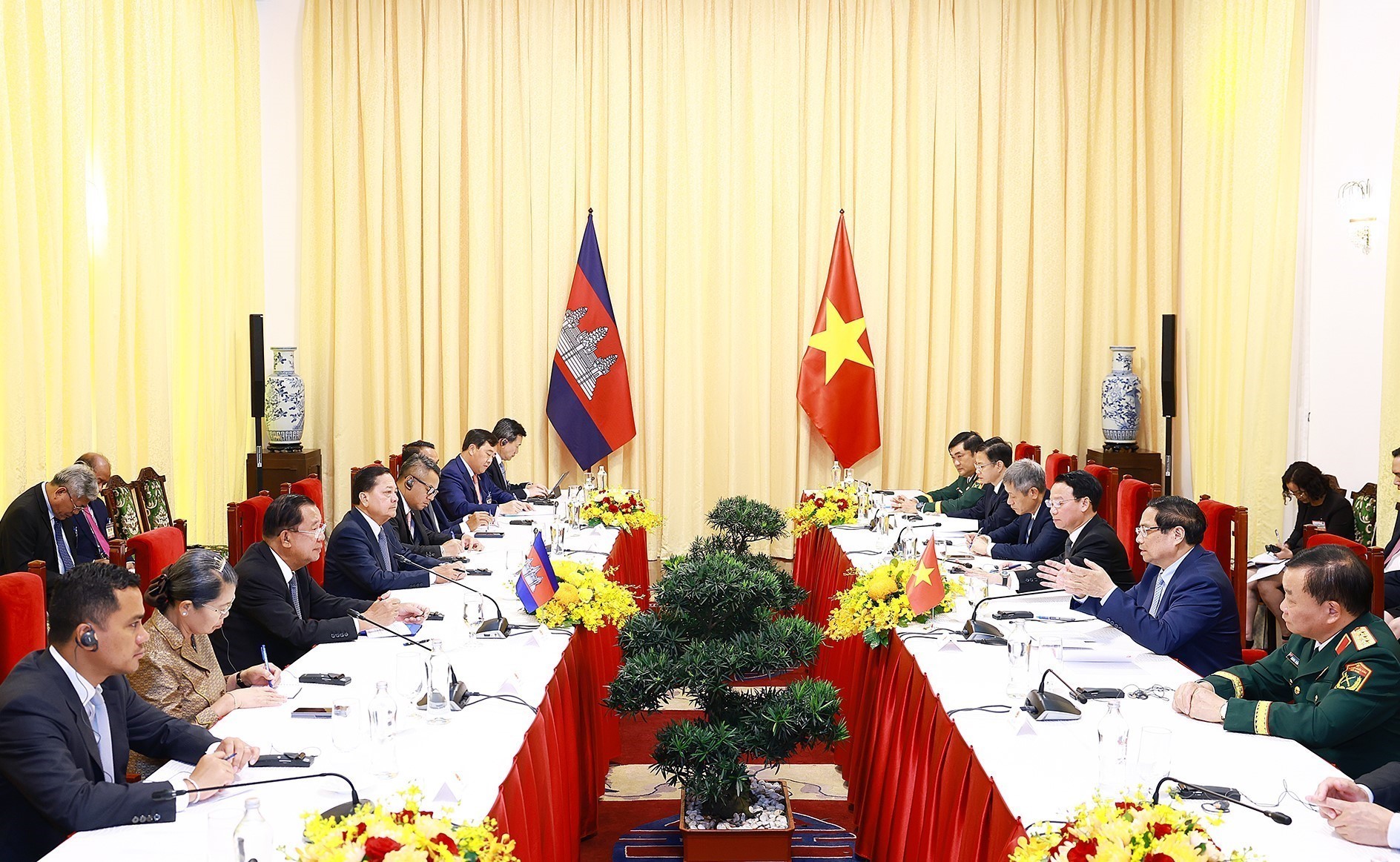 Thủ tướng Phạm Minh Chính gặp Chủ tịch Đảng Nhân dân Campuchia Hun Sen