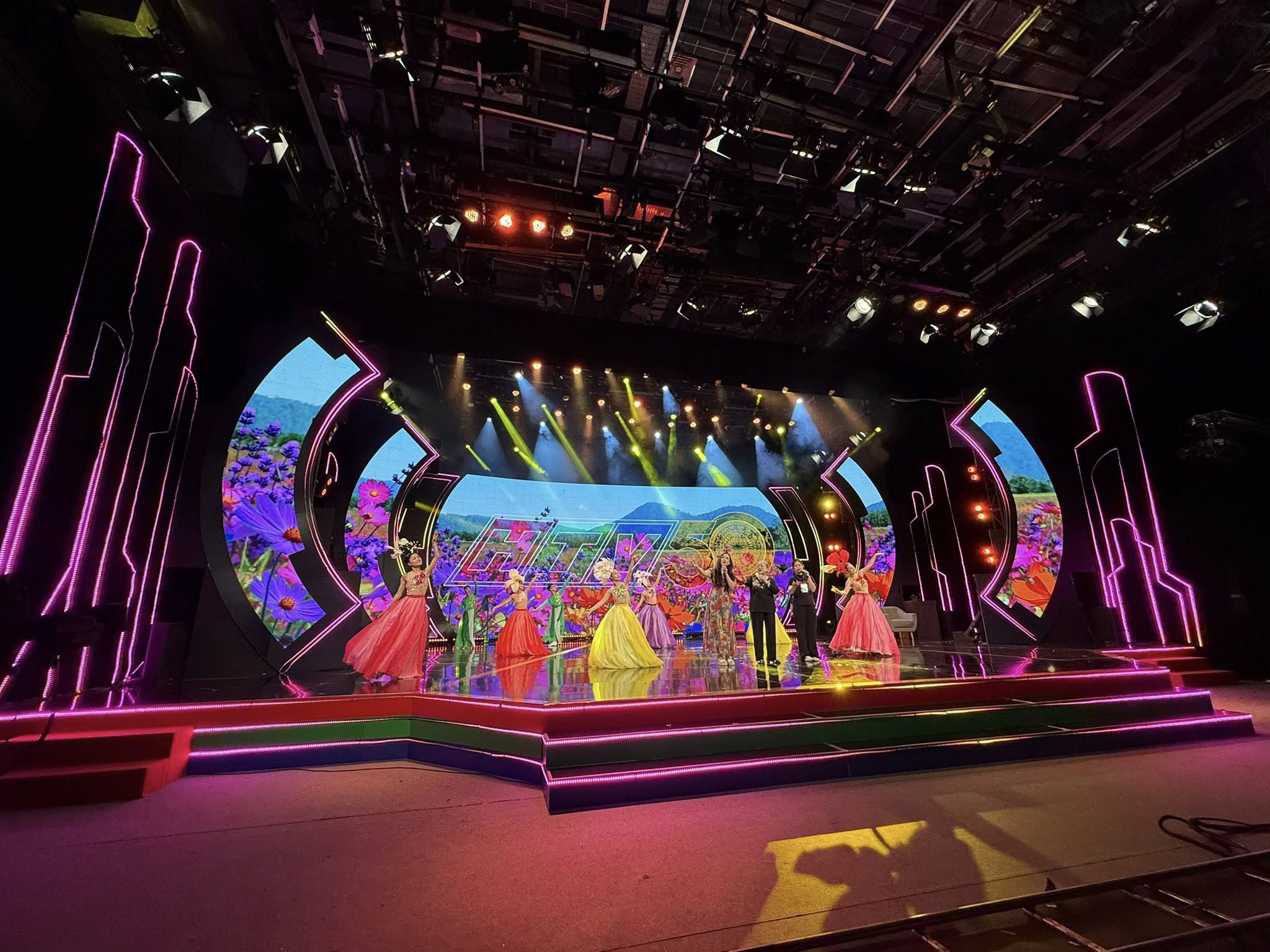 On the morning of May 1, live broadcast of the program celebrating the ...