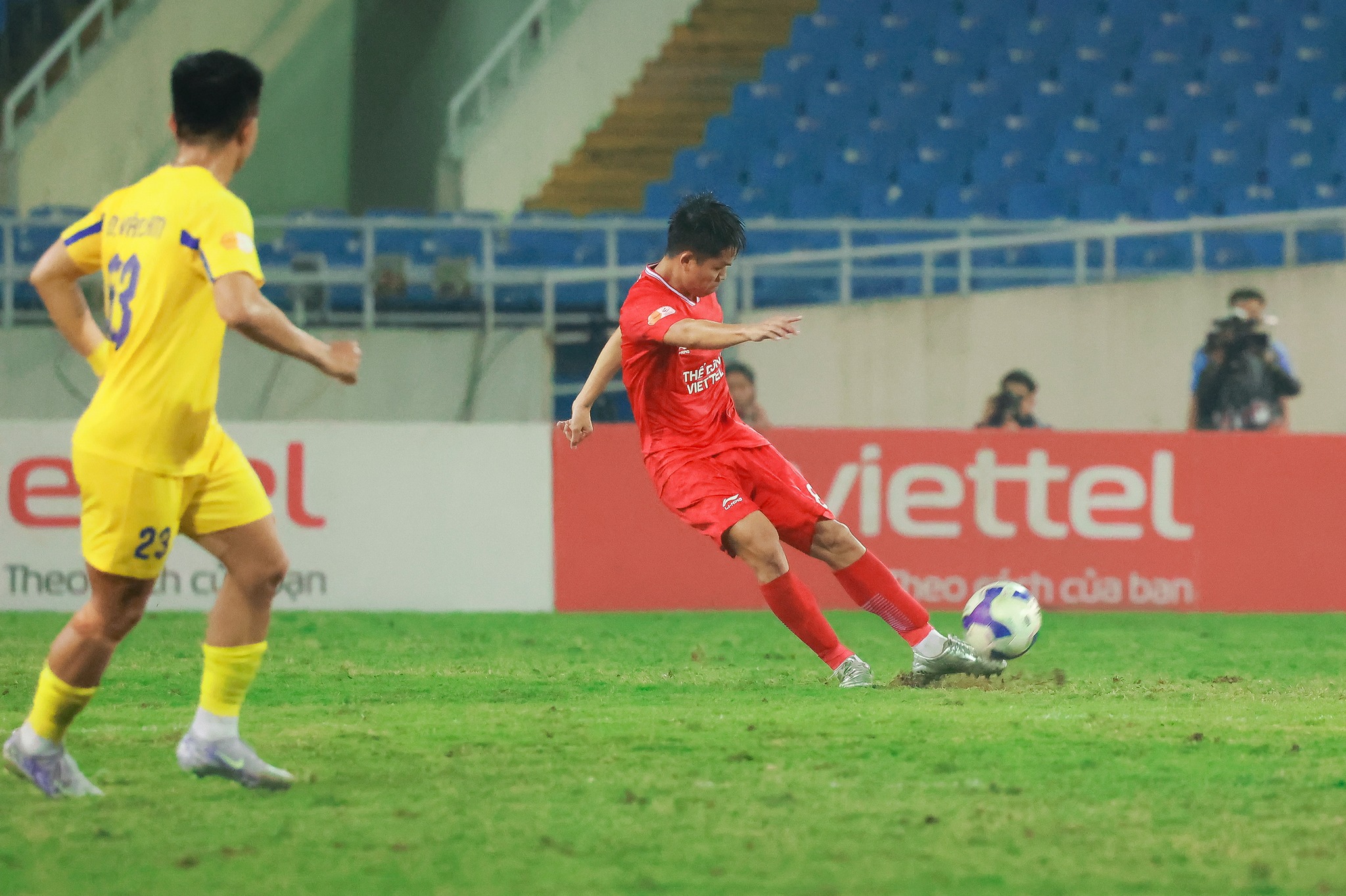 Nguyen Huu Thang created a "super product" goal from a distance of more than 50m