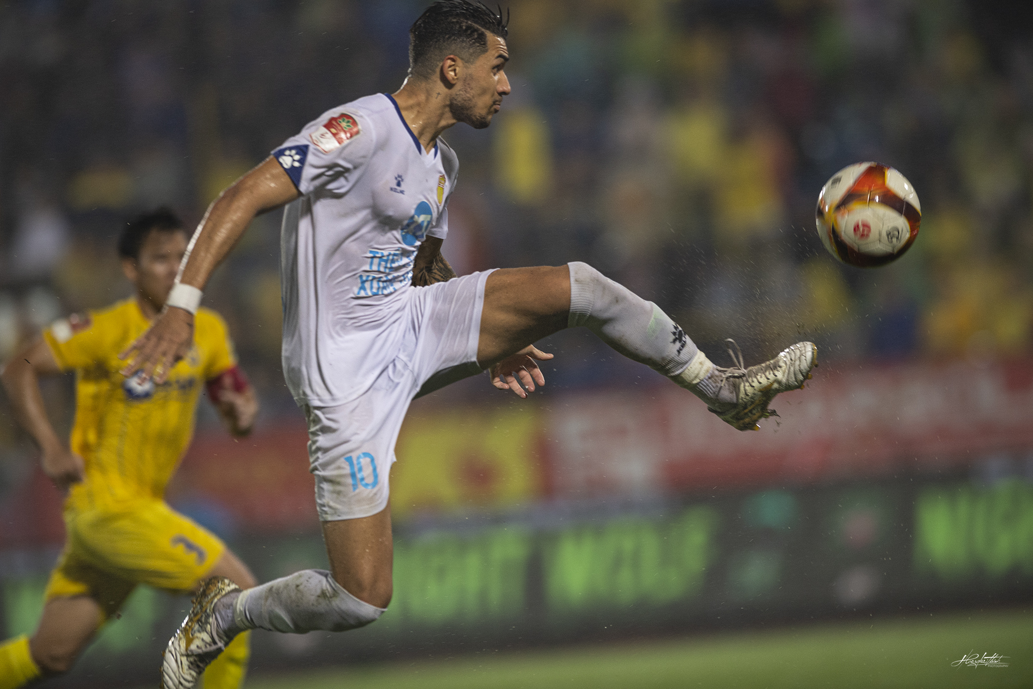 Barcelona midfielder joins Hanoi FC