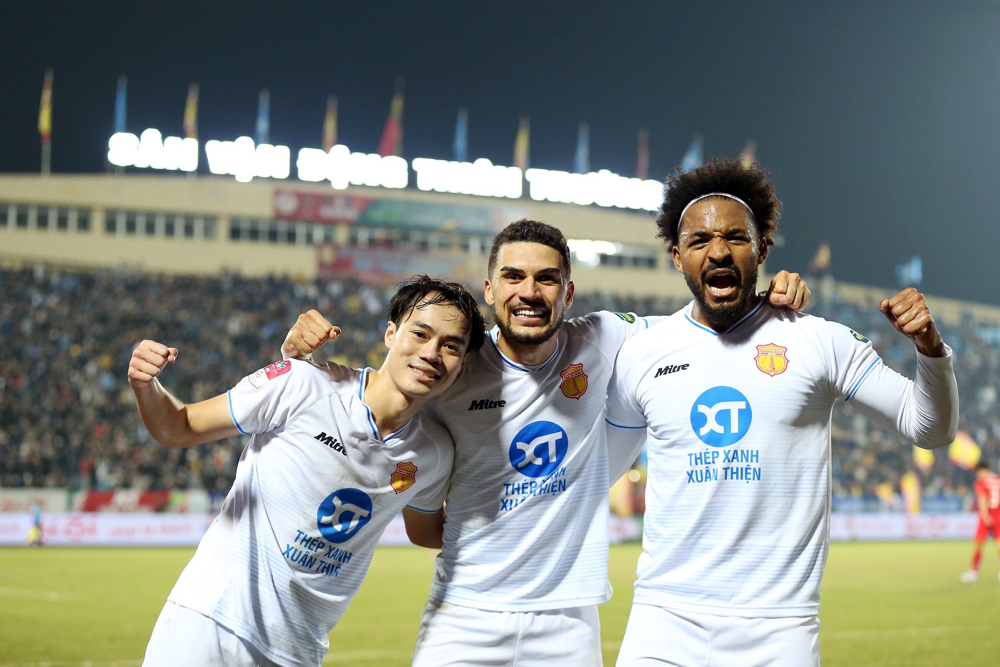 Barcelona midfielder joins Hanoi FC