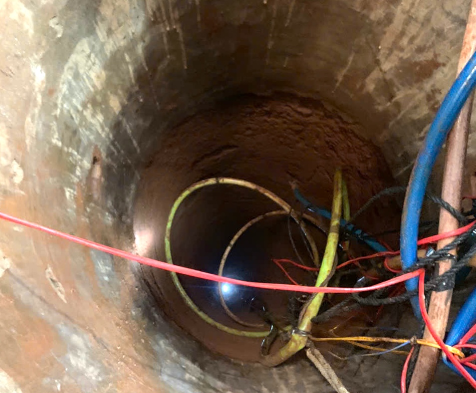 Người cha lao xuống giếng sâu 35 mét cứu con gái